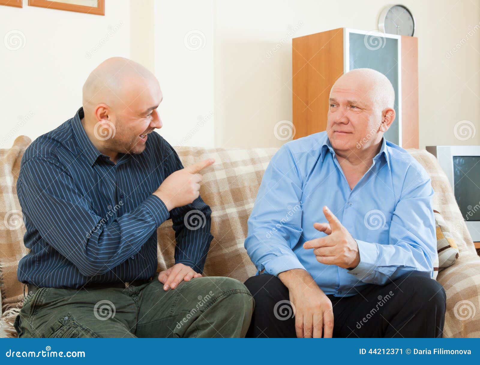 Hombres que hablan en casa imagen de archivo. Imagen de casa - 44212371