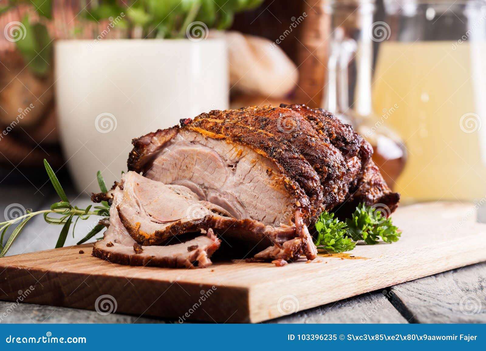 Hombro asado del cerdo imagen de archivo. Imagen de alimento - 103396235