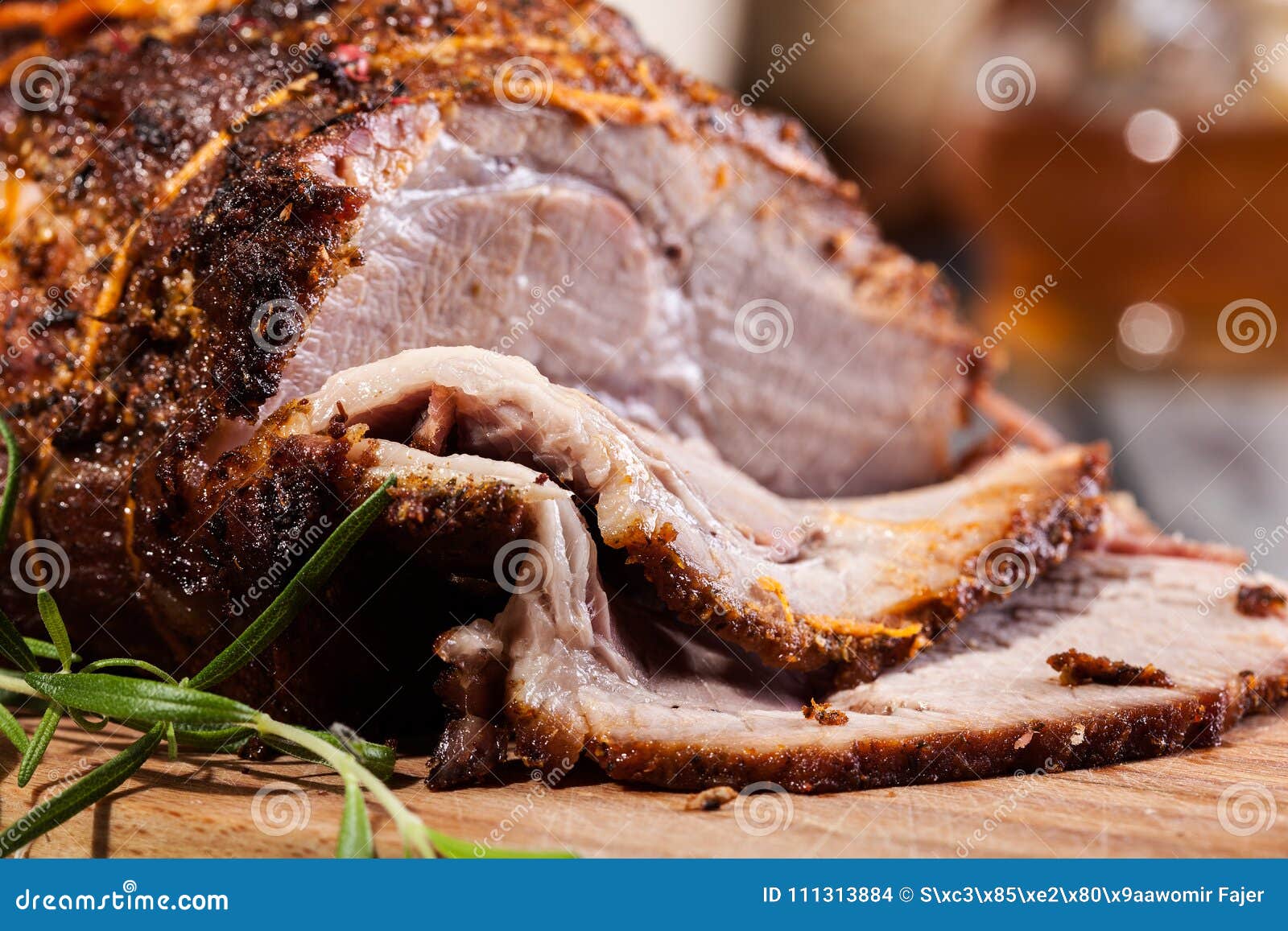 Hombro asado del cerdo foto de archivo. Imagen de cerdo - 111313884