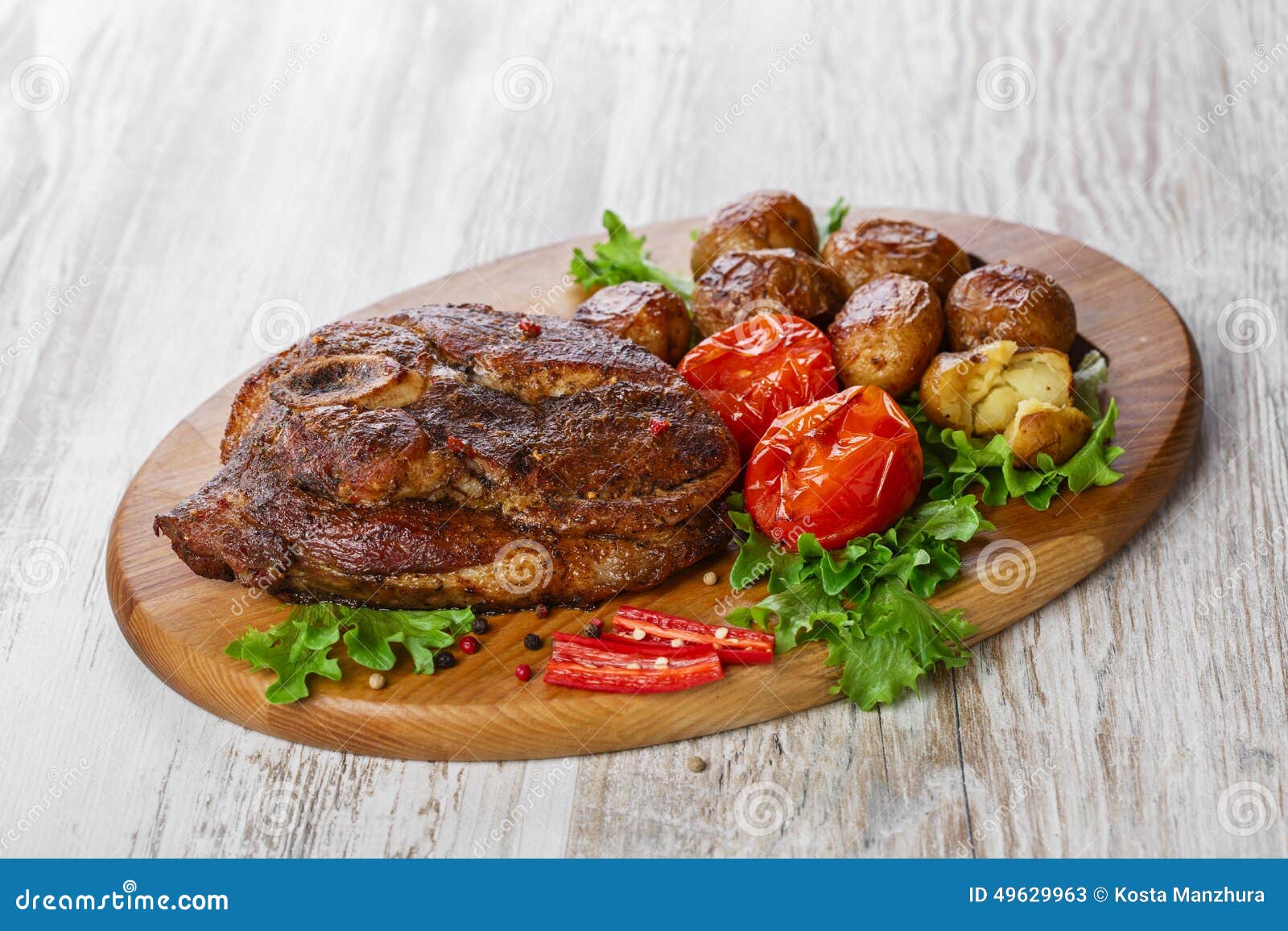 Hombro De Cerdo Asado En El Hueso Imagen de archivo - Imagen de cena ...