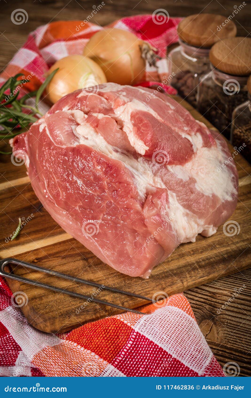 Hombro de cerdo crudo foto de archivo. Imagen de crudo - 117462836