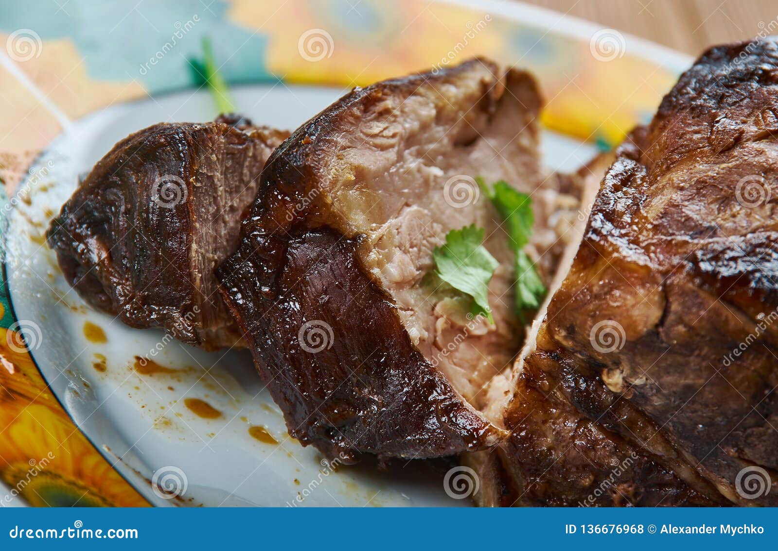 Hombro de cerdo cubano foto de archivo. Imagen de cena - 136676968