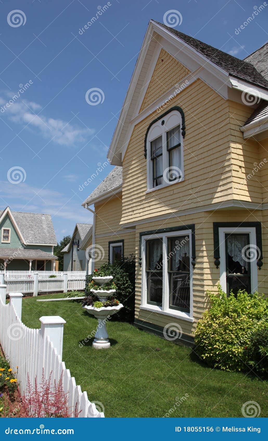 218 Simple Suburban Exterior Home Stock Photos - Free & Royalty-Free ...