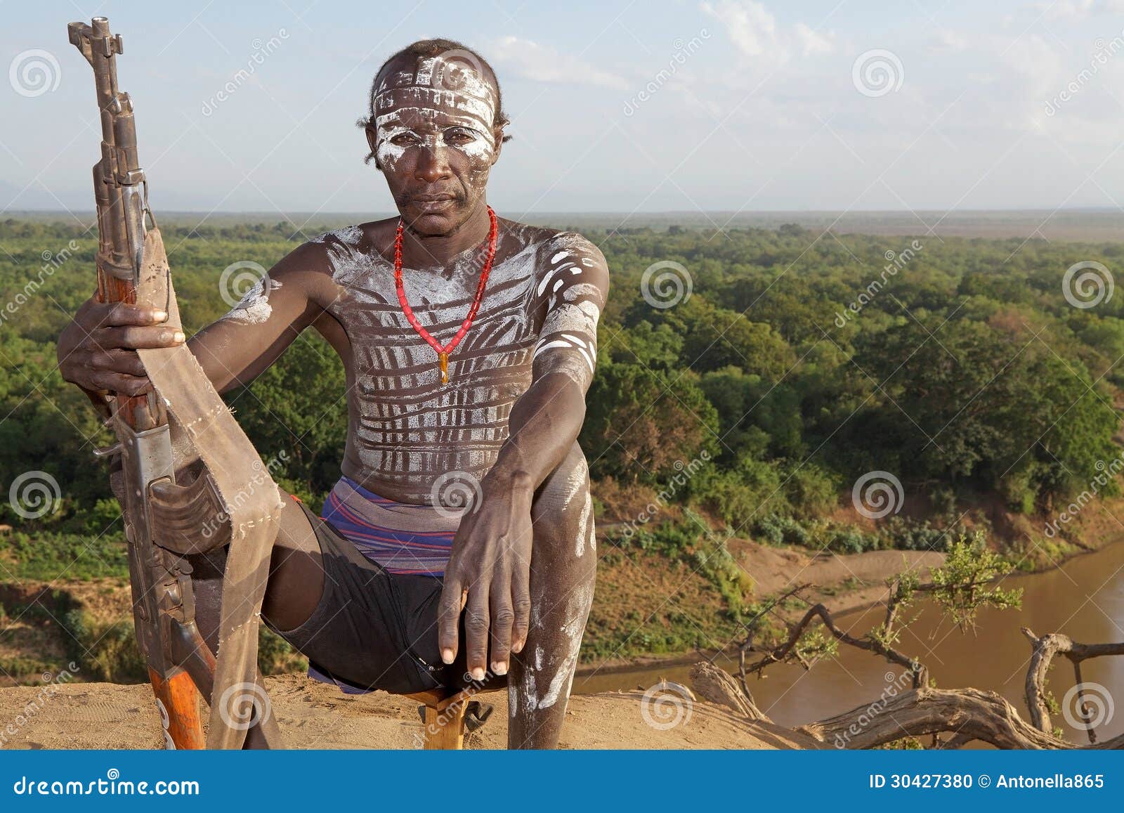 Homem africano imagem editorial. Imagem de espingarda - 30427380