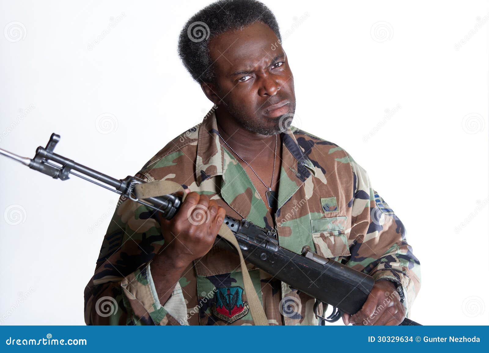 Homem Afro-americano Com Arma Foto de Stock - Imagem de tiro, exército ...