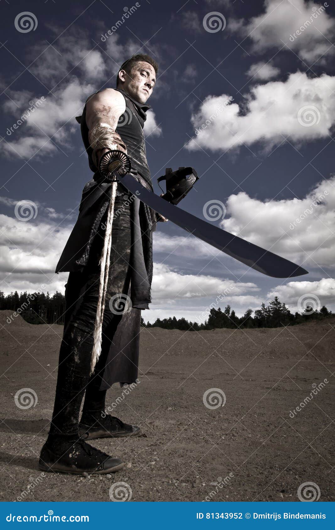 Homem agressivo foto de stock. Imagem de conflito, azul - 81343952