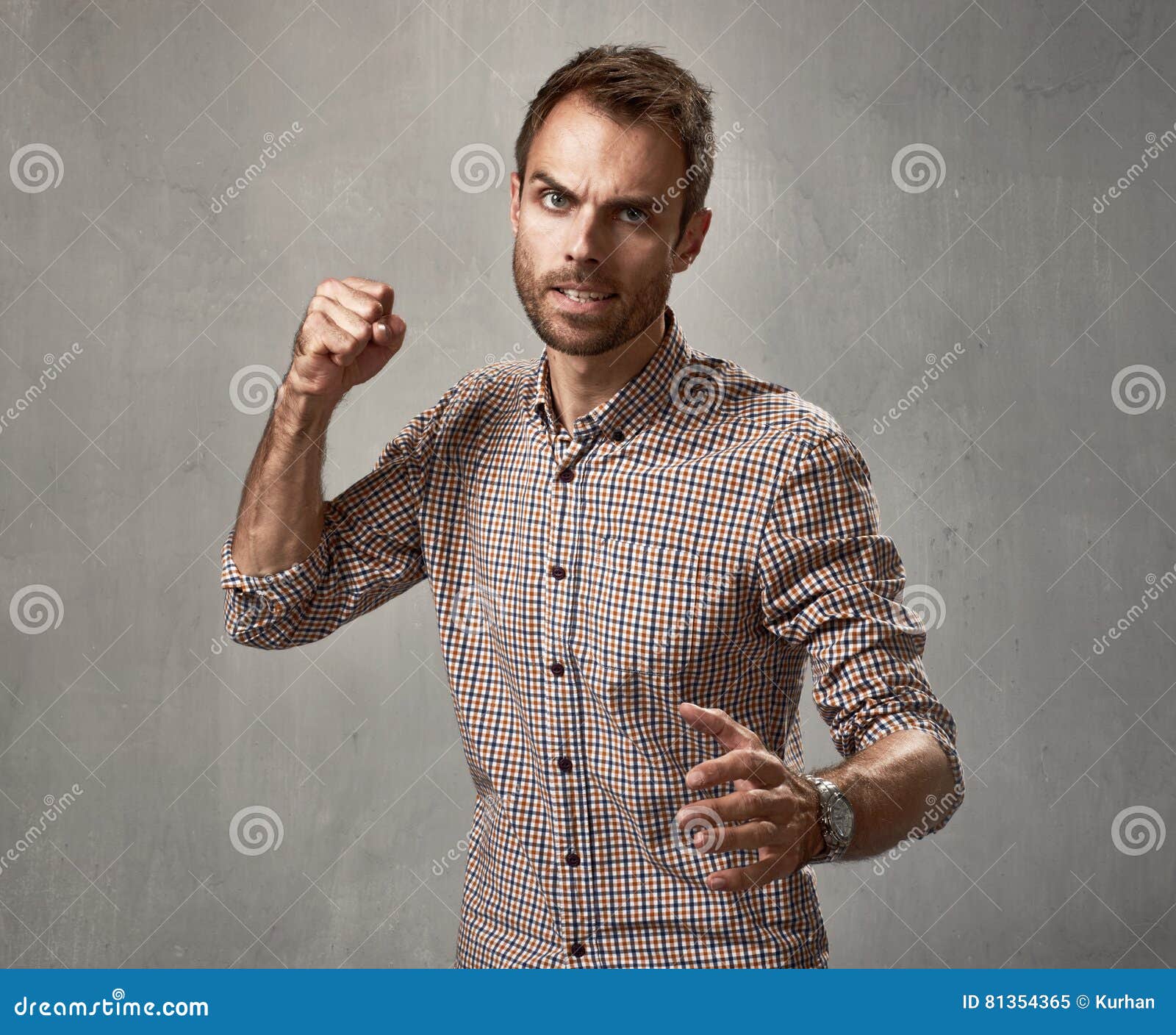 Homem agressivo imagem de stock. Imagem de raiva, agressivo - 81354365