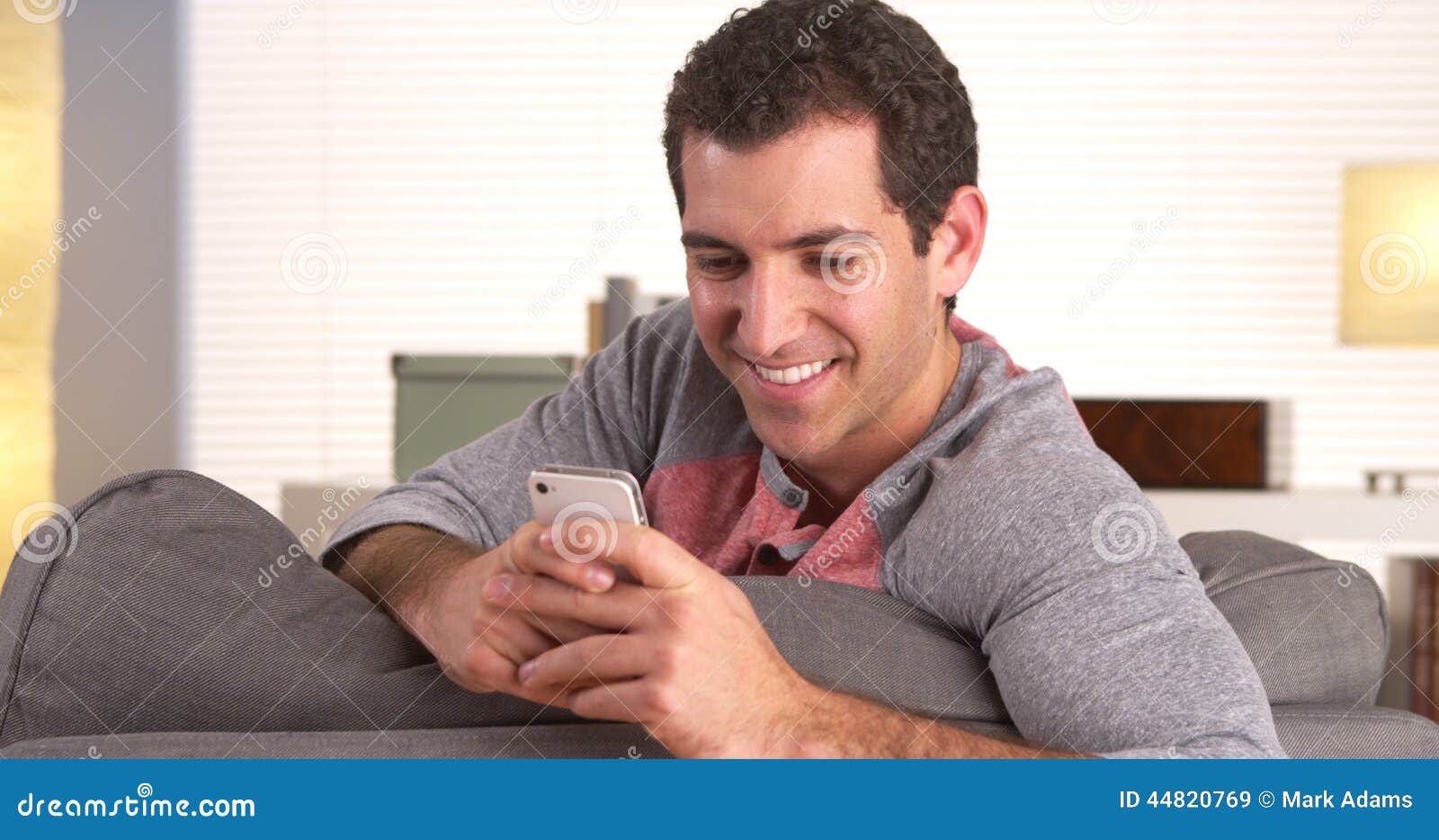 Homem Alegre Que Texting No Smartphone Imagem de Stock - Imagem de cara ...