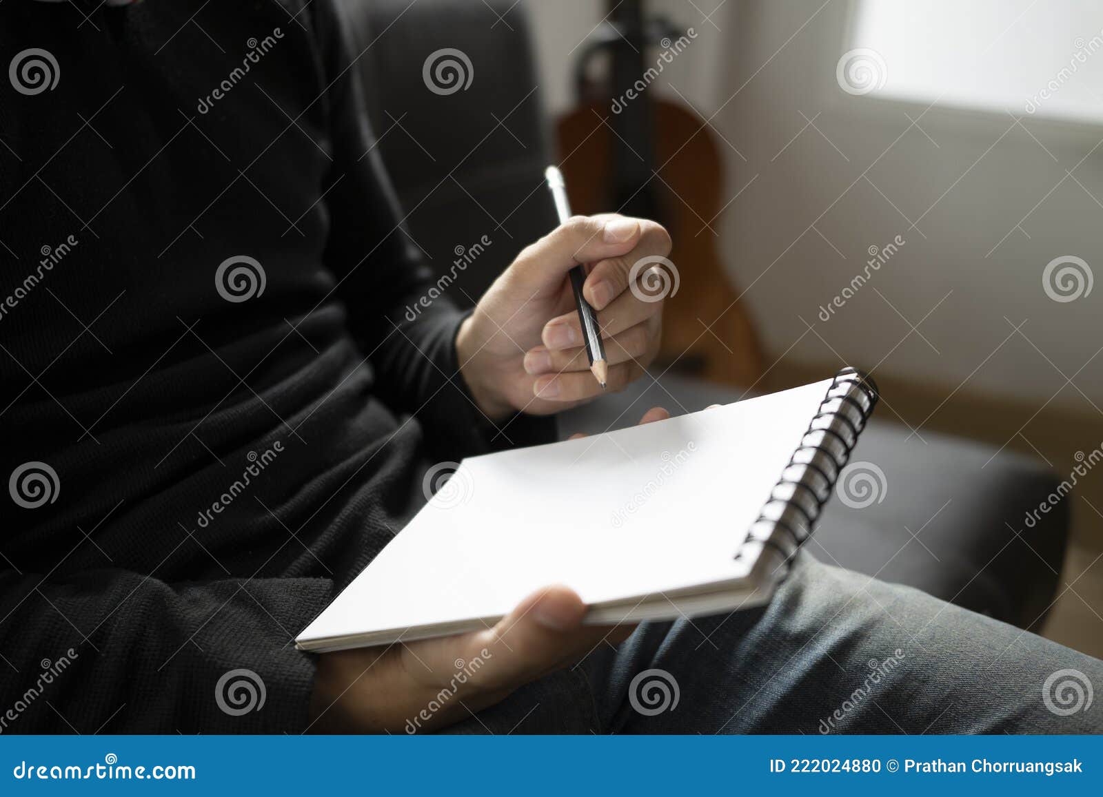 Homem Anotando No Notebook Sentado No Sofá. Foto de Stock - Imagem de ...