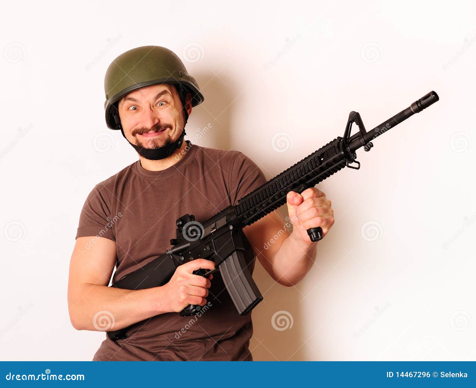 Homem armado louco foto de stock. Imagem de esfera, combate - 14467296