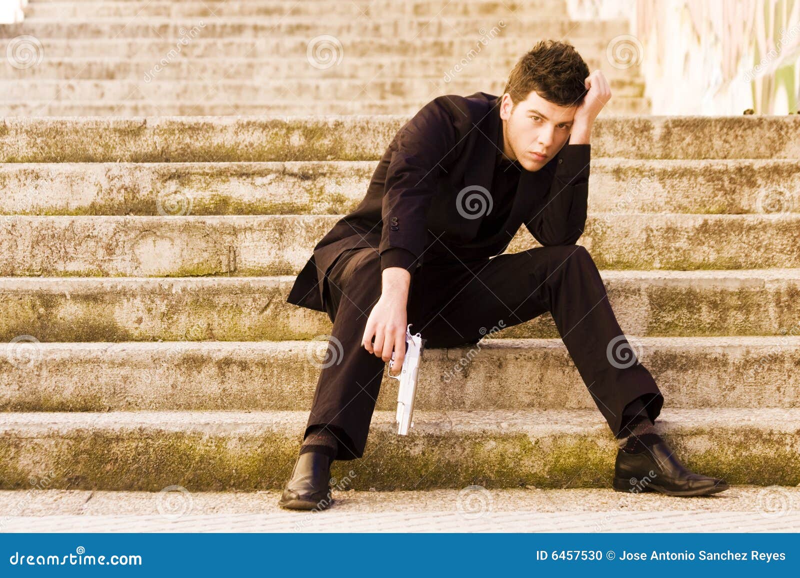 Homem armado nas escadas foto de stock. Imagem de protetor - 6457530