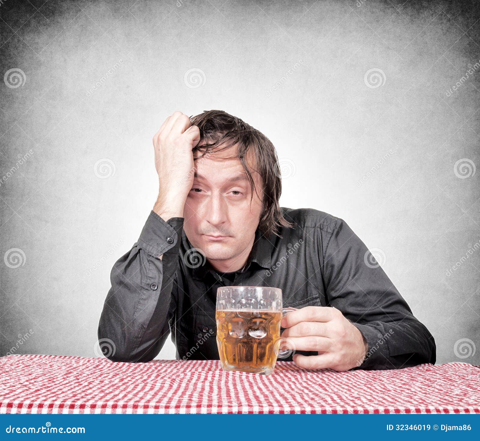 Homem bêbado imagem de stock. Imagem de beber, lifestyle - 32346019