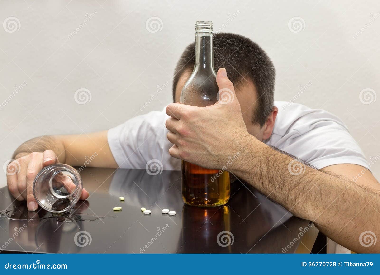 Homem bêbado foto de stock. Imagem de dependente, alcoolismo - 36770728