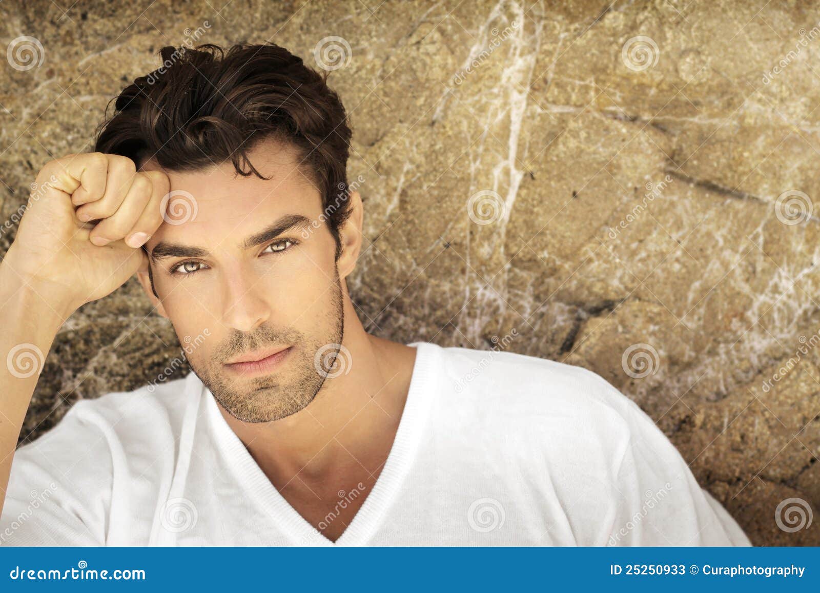 Homem bonito imagem de stock. Imagem de beleza, olhar - 25250933