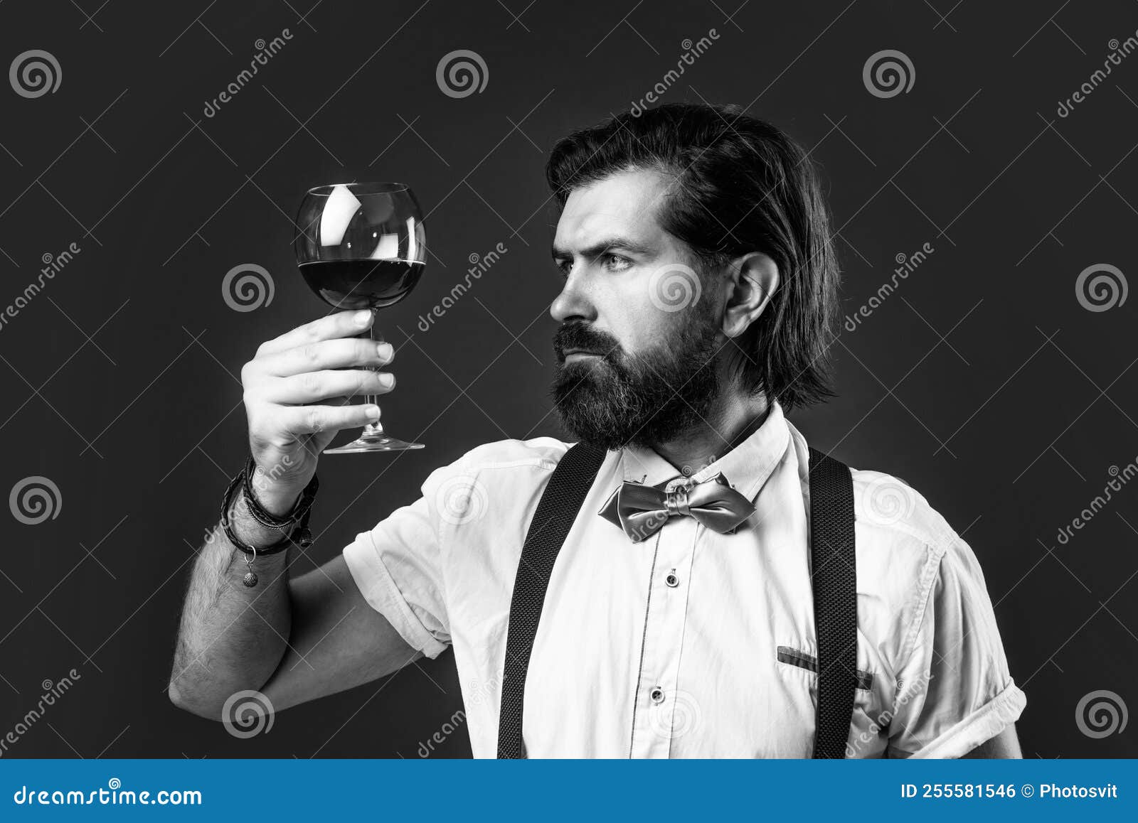 Homem Bonito, Hipster, Com Bigode E Barba Bebendo Vinho Foto de Stock ...
