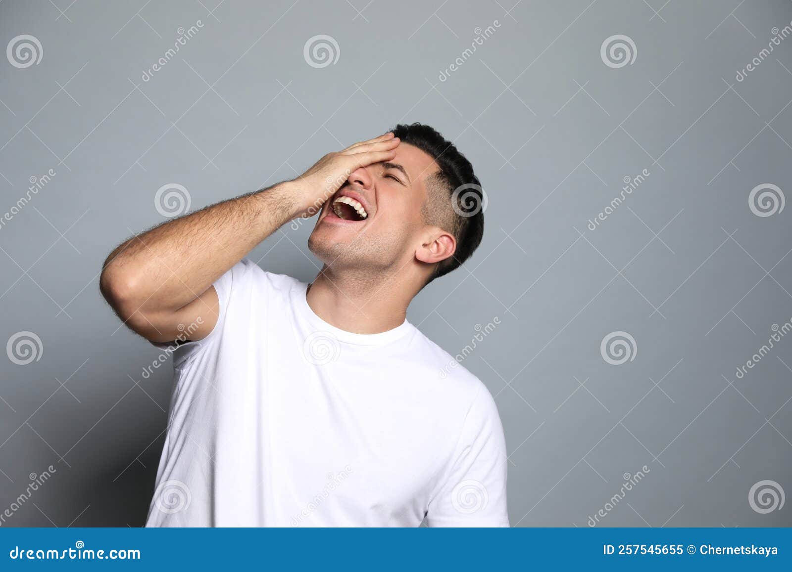 Homem Bonito Rindo De Fundo Cinza. Piada Imagem de Stock - Imagem de ...