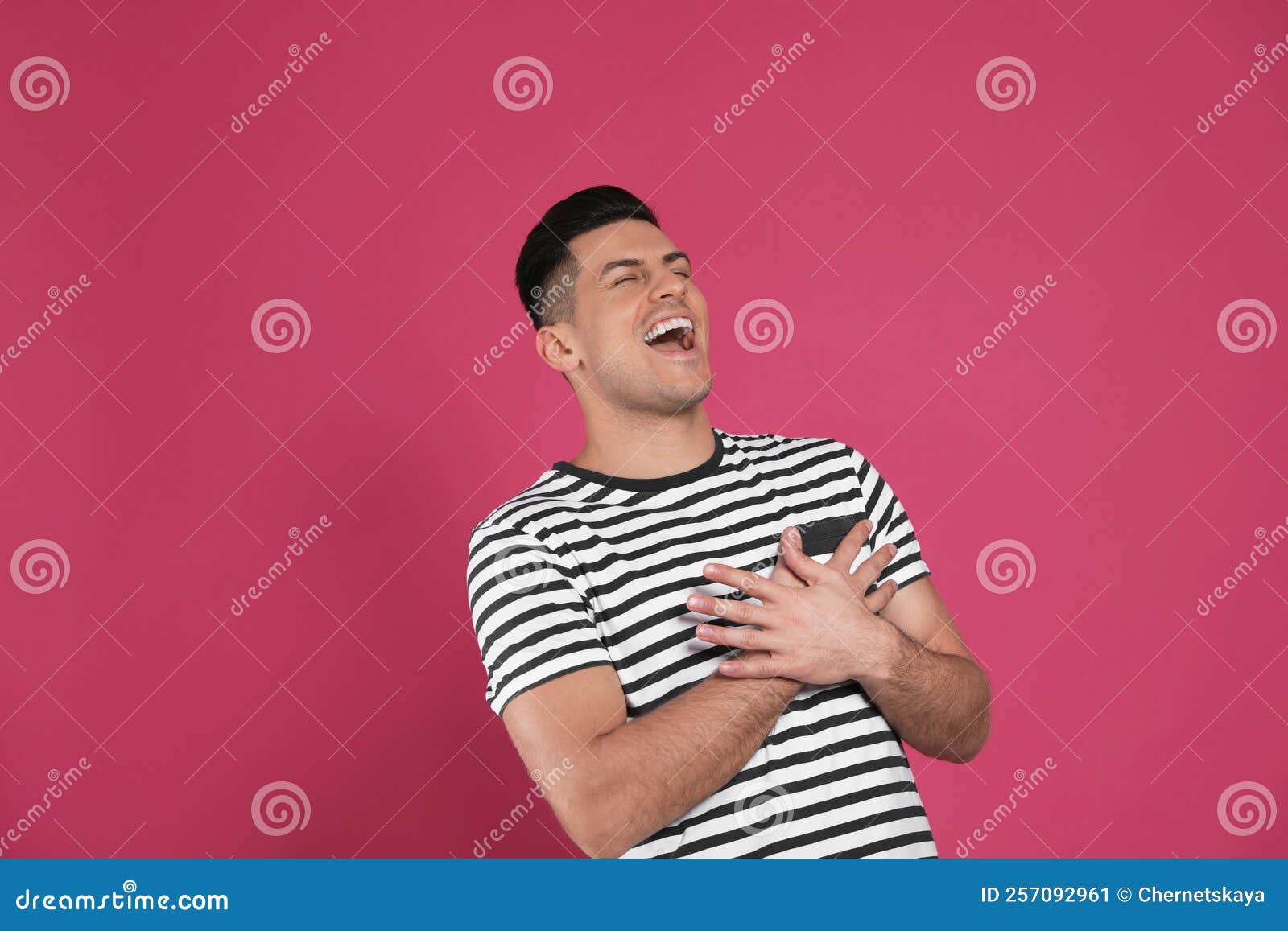 Homem Bonito Rindo De Fundo Marrom. Piada Imagem de Stock - Imagem de ...