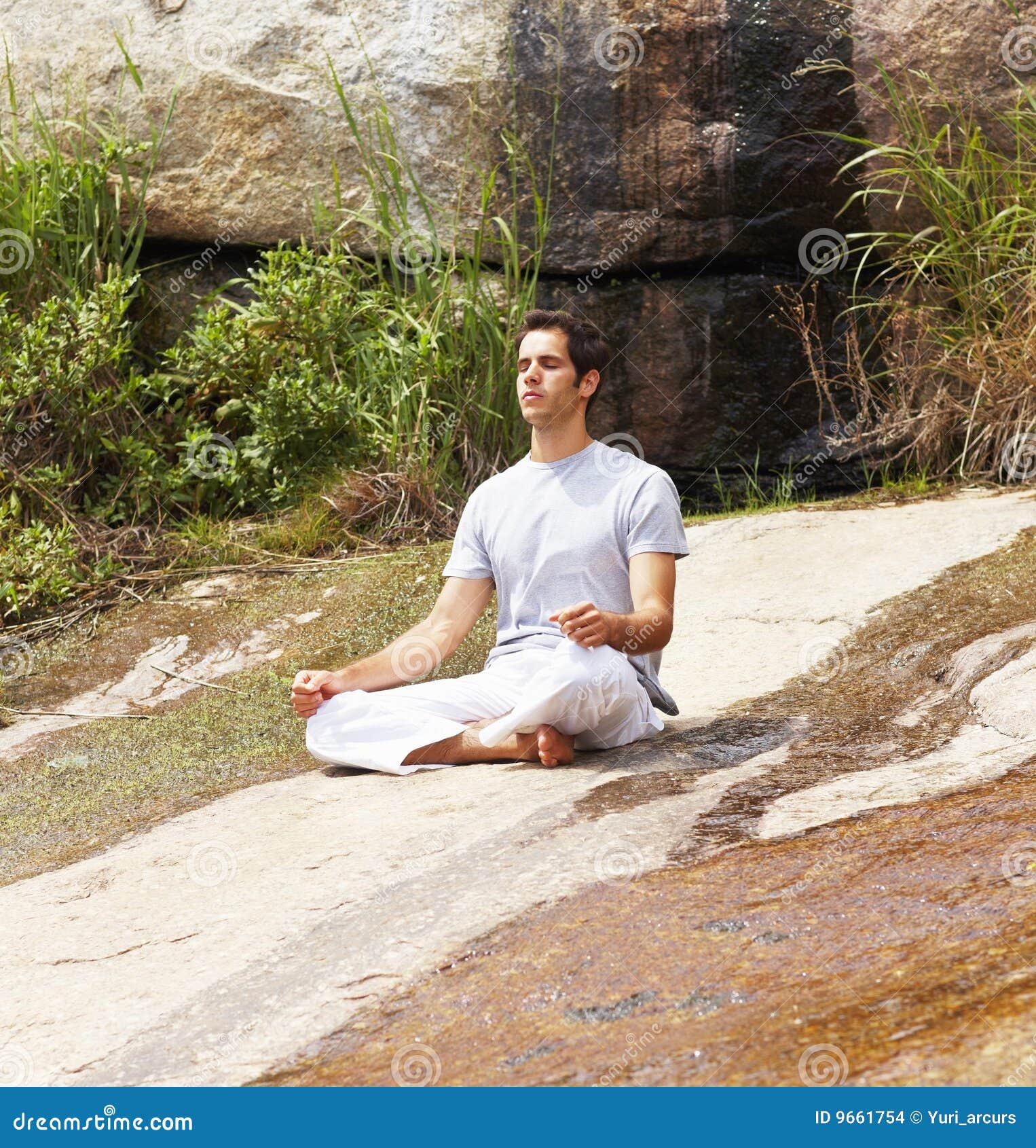 Homem Calmo Que Meditating No Aberto Foto de Stock - Imagem de calma ...