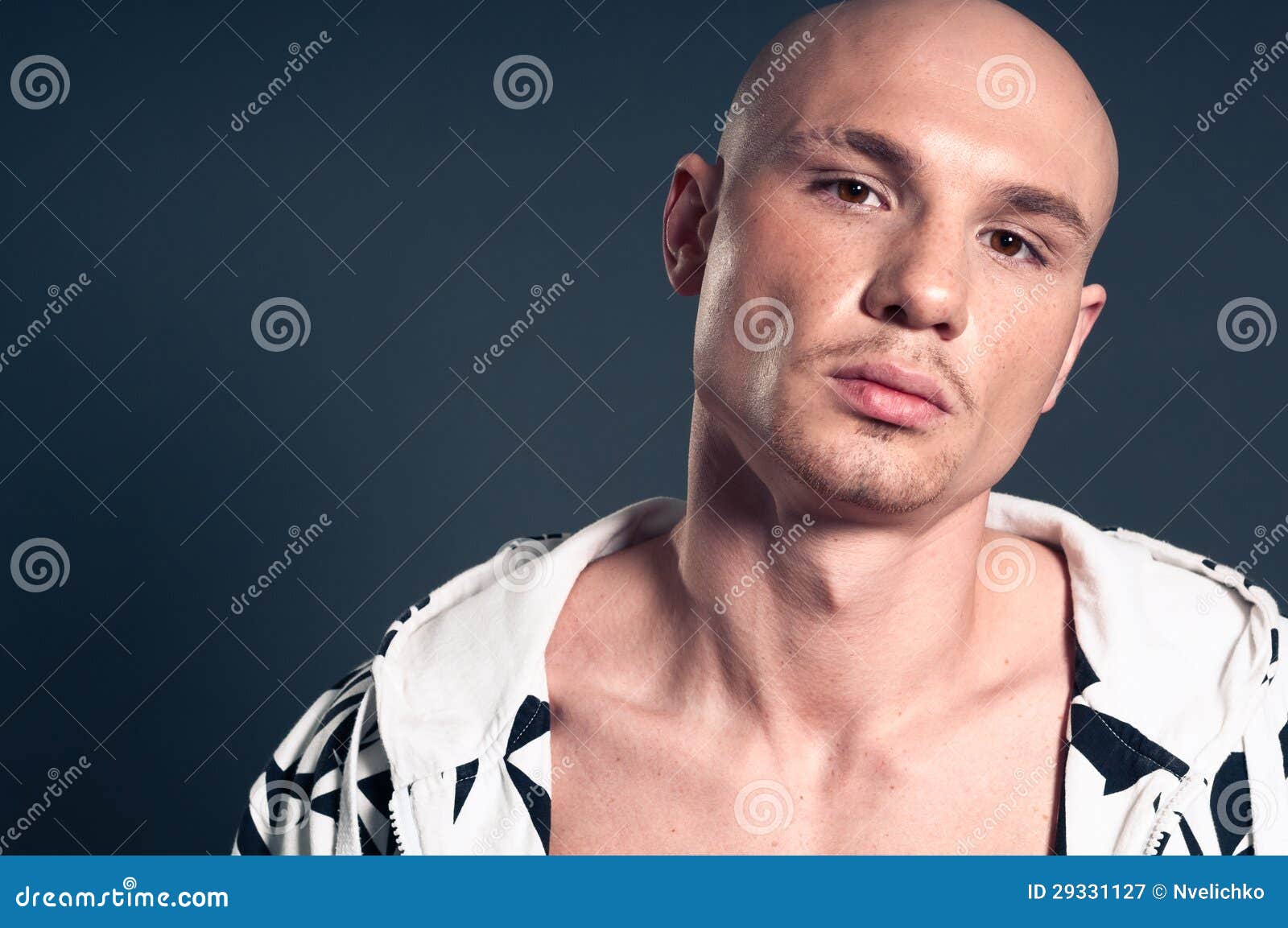 Homem calvo imagem de stock. Imagem de sorriso, atrativo - 29331127