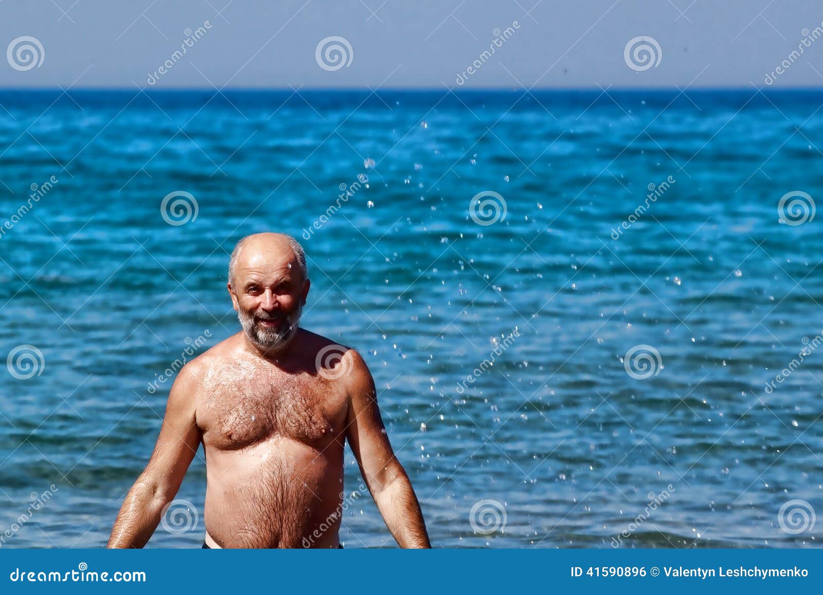 Homem Calvo Com Uma Barba Que Emerge Do Mar Foto de Stock - Imagem de ...