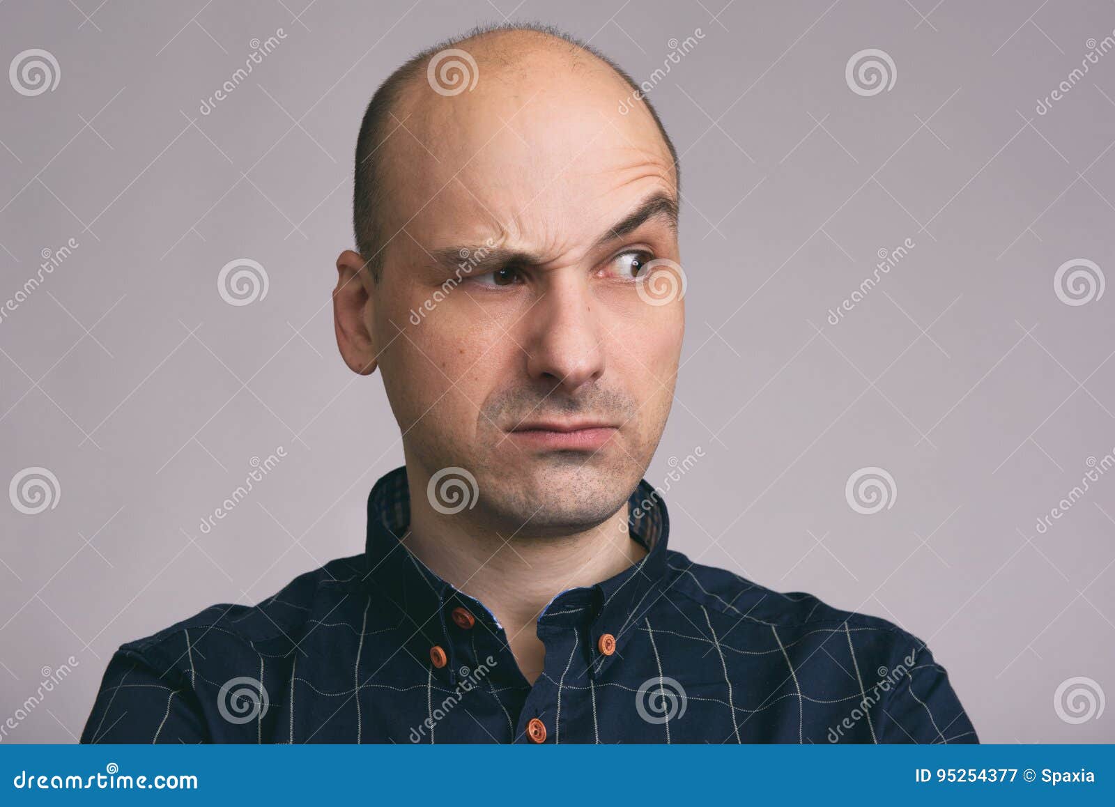 Homem Calvo Sério Com Sobrancelha Aumentada Imagem de Stock - Imagem de ...
