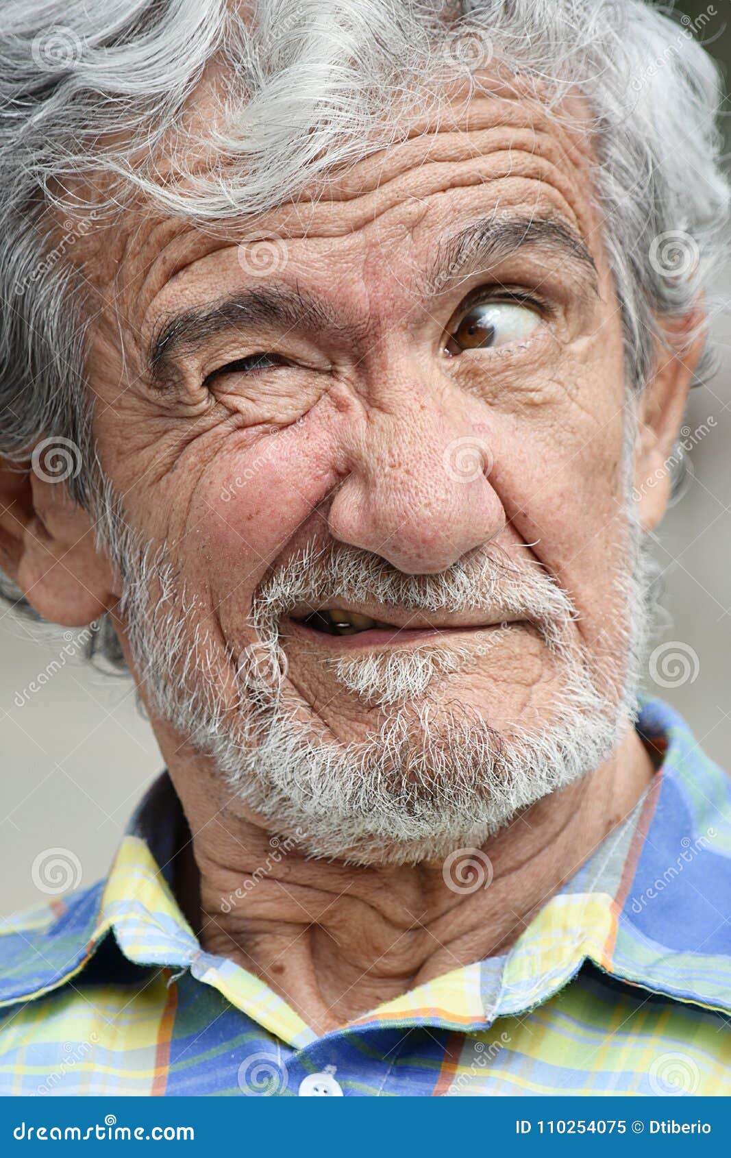 Homem colombiano parvo imagem de stock. Imagem de espanhol - 110254075