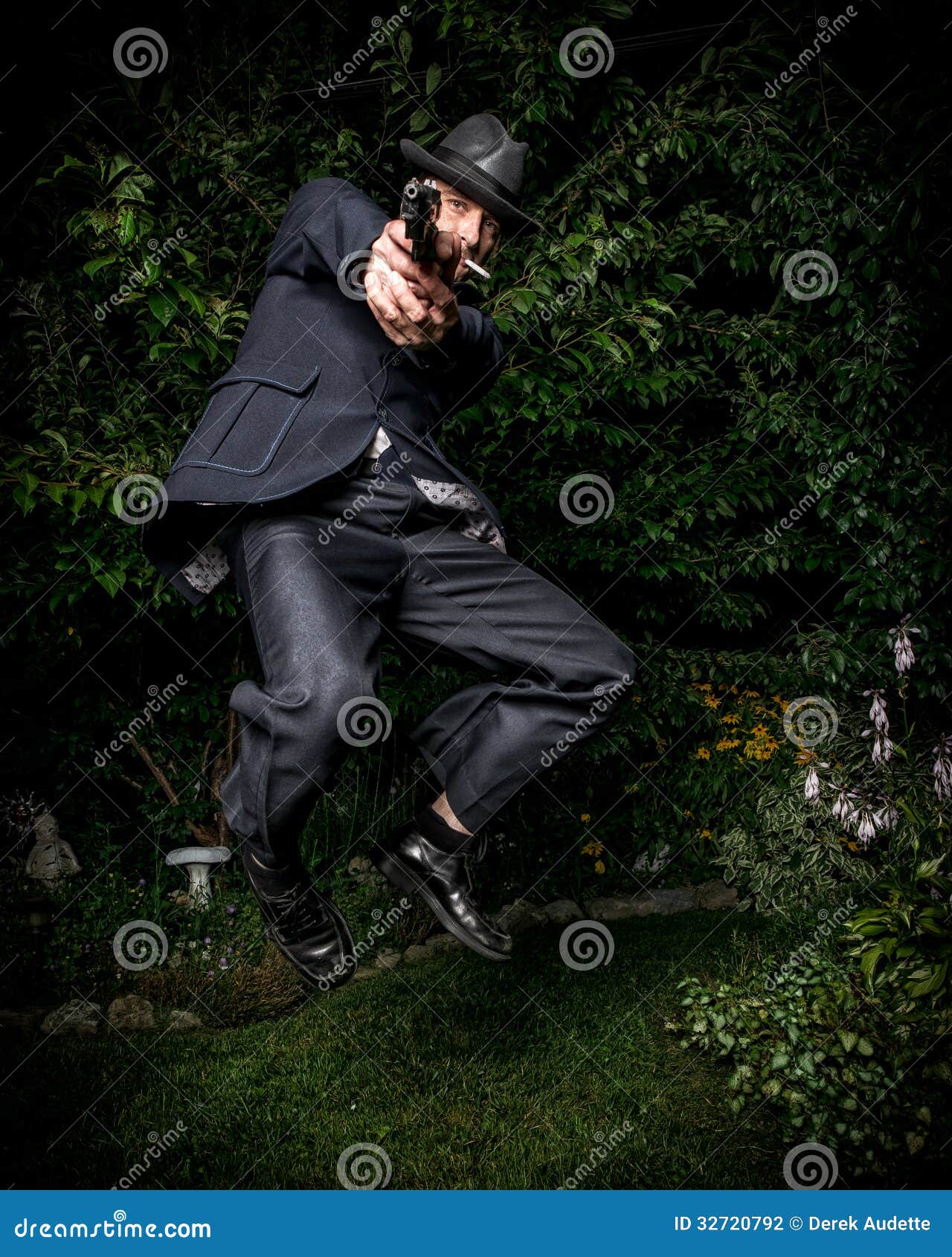 Homem Com a Arma No Salto Retro Do Terno Foto de Stock - Imagem de ...