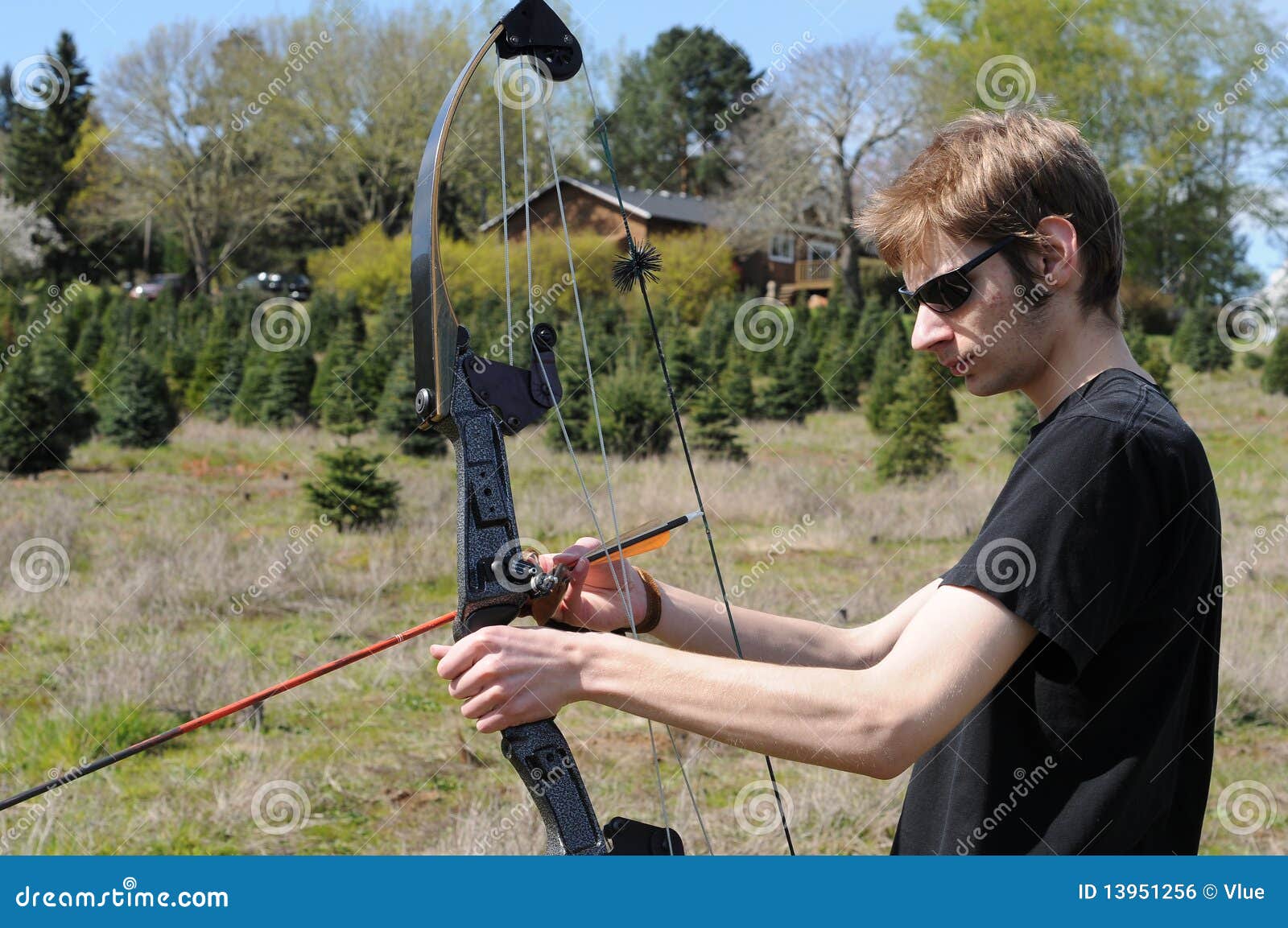 Homem com curva e seta foto de stock. Imagem de disparar - 13951256