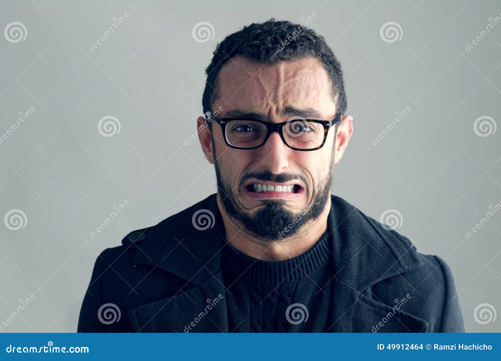 Homem Com Expressão Frustrante No Cinza Foto de Stock - Imagem de ...