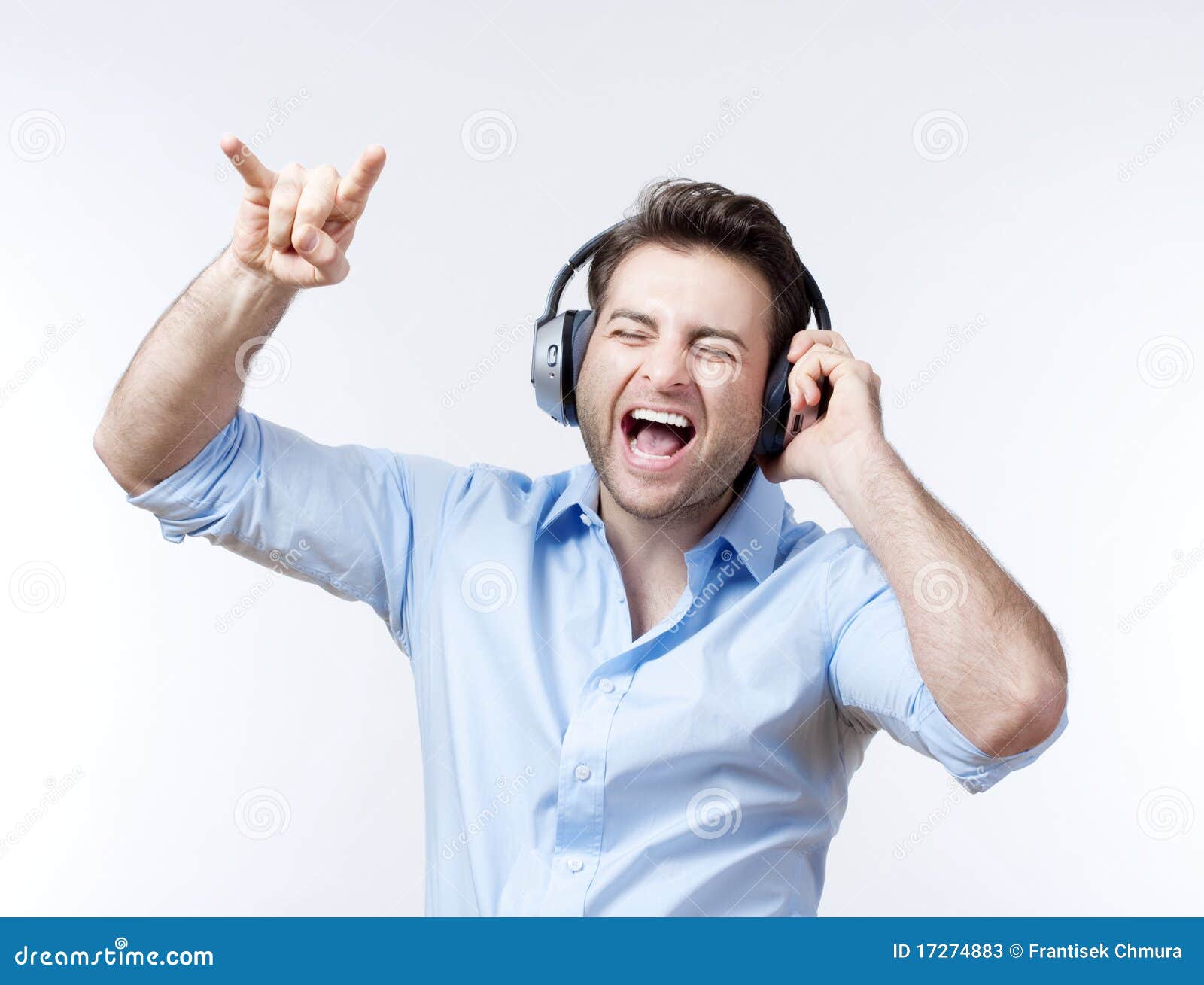 Homem com fones de ouvido imagem de stock. Imagem de relaxamento - 17274883