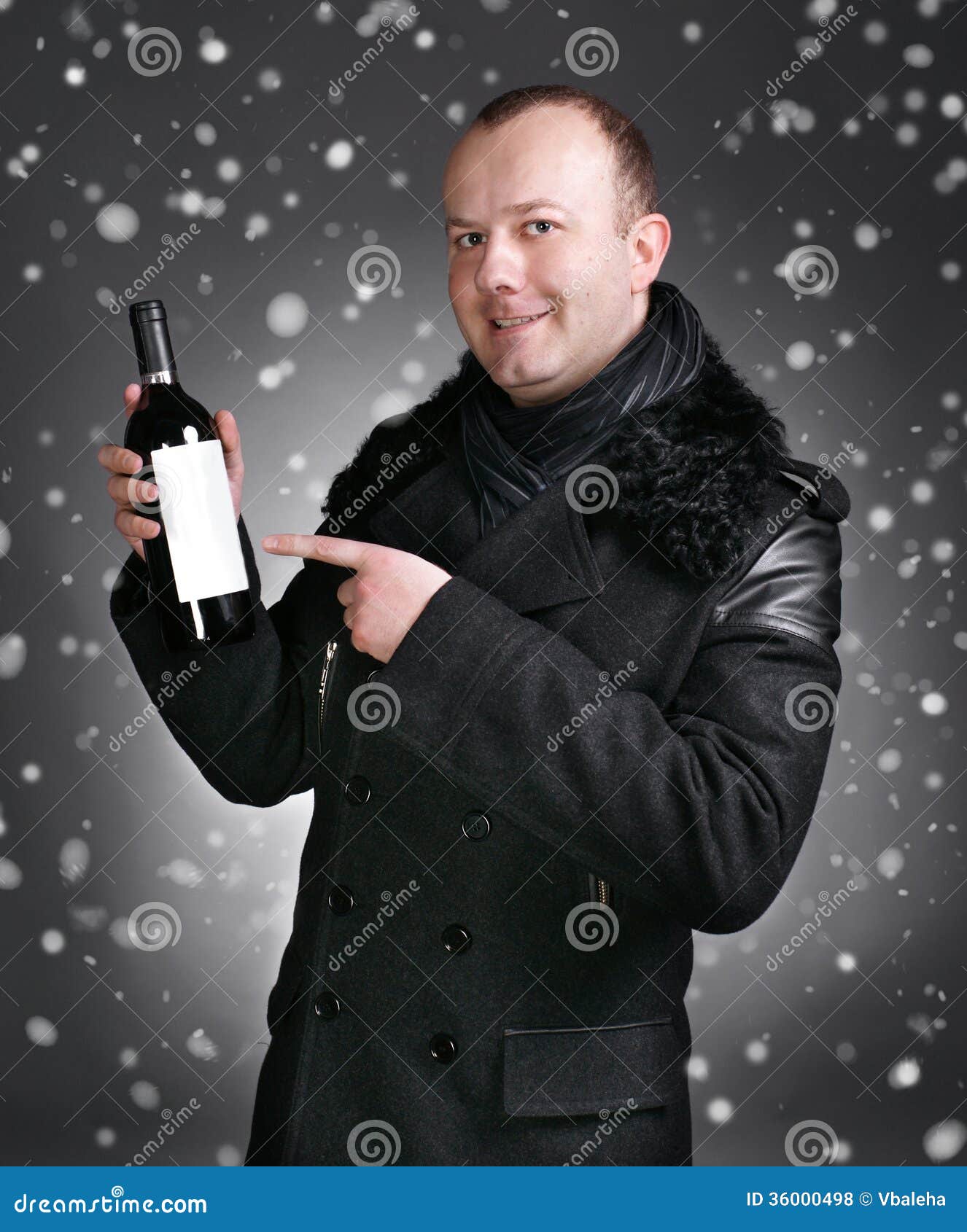 Homem Com a Garrafa Do Vinho Foto de Stock - Imagem de alegria, olhar ...