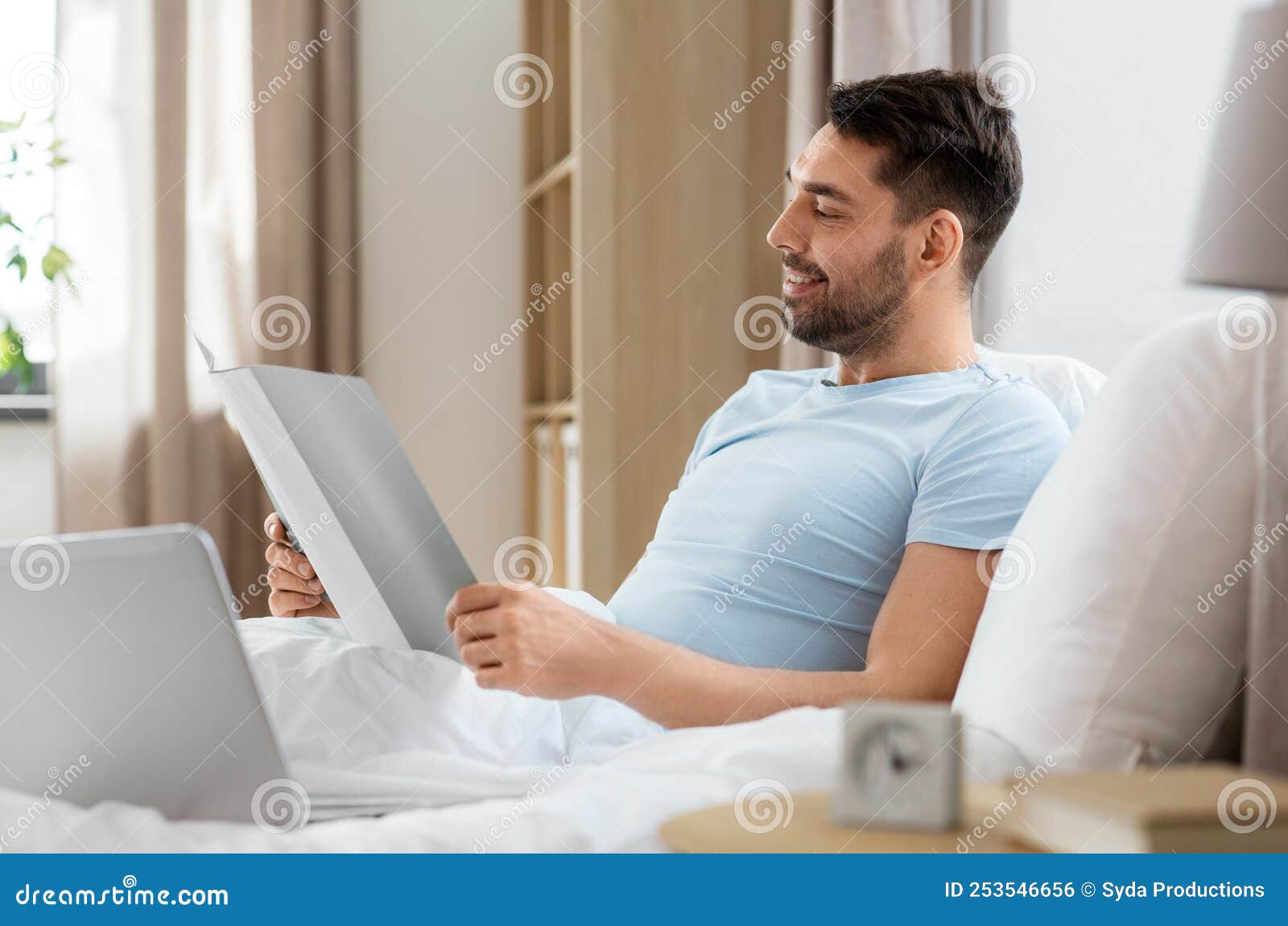 Homem Com Laptop Na Cama No Quarto De Casa Foto de Stock - Imagem de ... Homem Com Laptop Na Cama No Quarto De Casa Foto de Stock - Imagem de ...