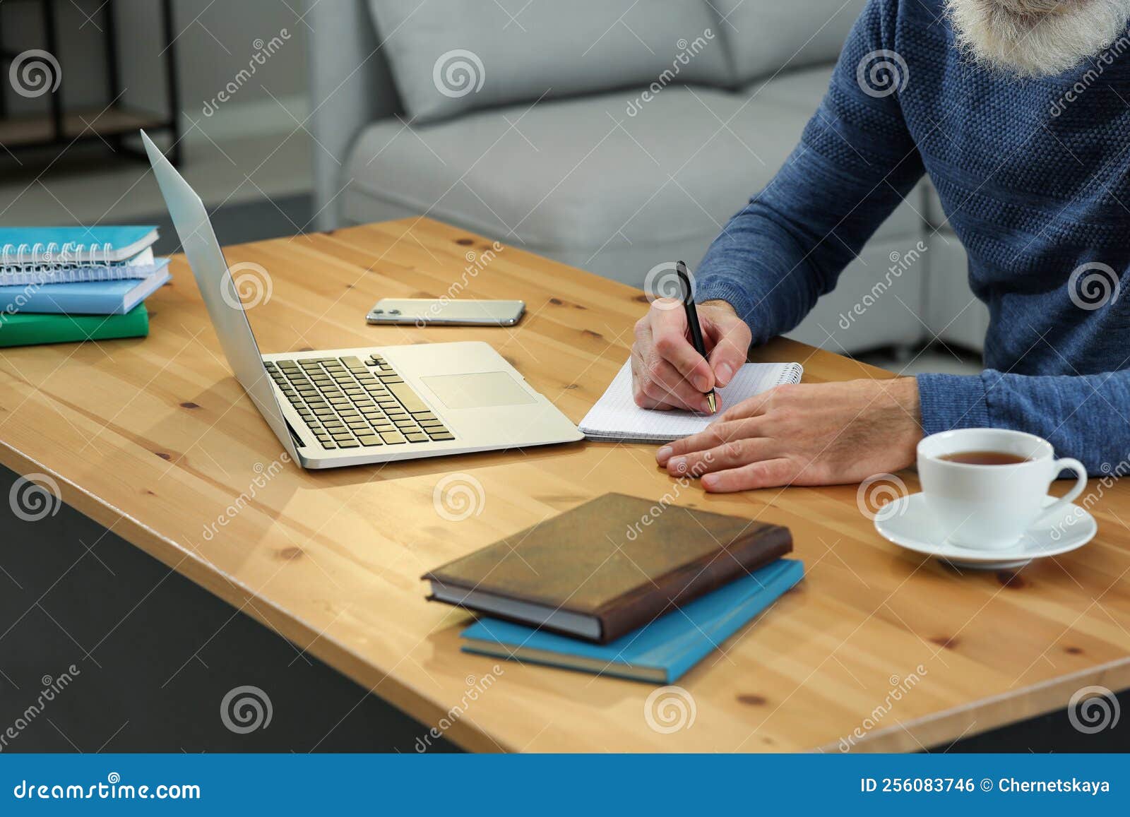 Homem Com Notebook E Notebook Aprendendo Em Mesa De Madeira No Interior ...