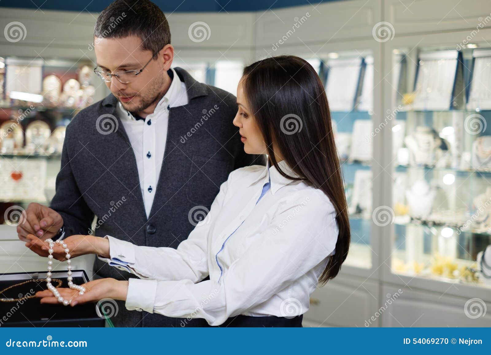 Homem Com O Assistente Na Loja De Joia Foto de Stock - Imagem de feliz ...