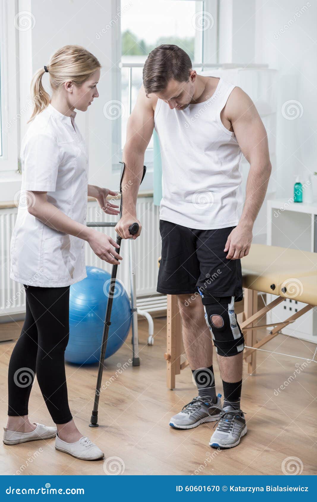 Homem com ortose do joelho foto de stock. Imagem de joelho - 60601670