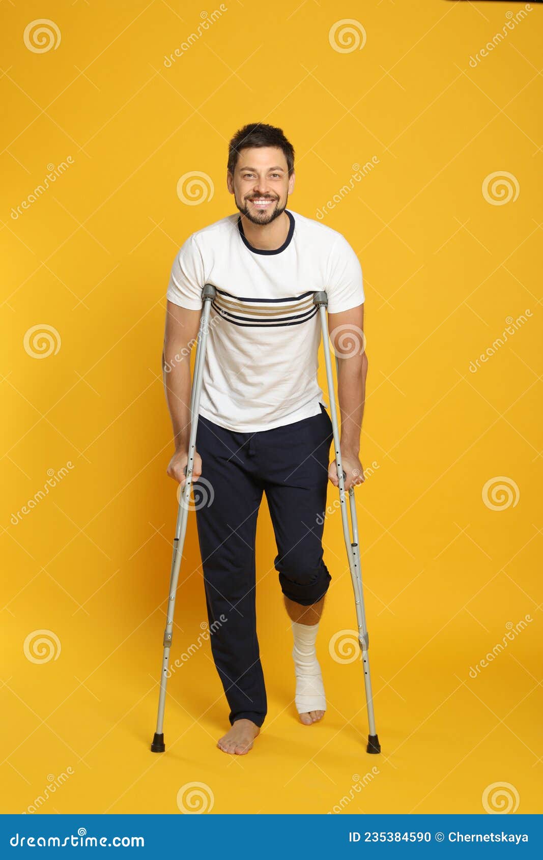 Homem Com Perna Ferida Com Muletas De Fundo Amarelo Foto de Stock ...