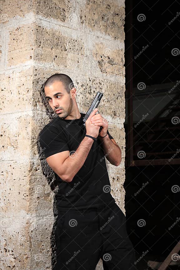 Homem com uma arma foto de stock. Imagem de defesa, arma - 30599476