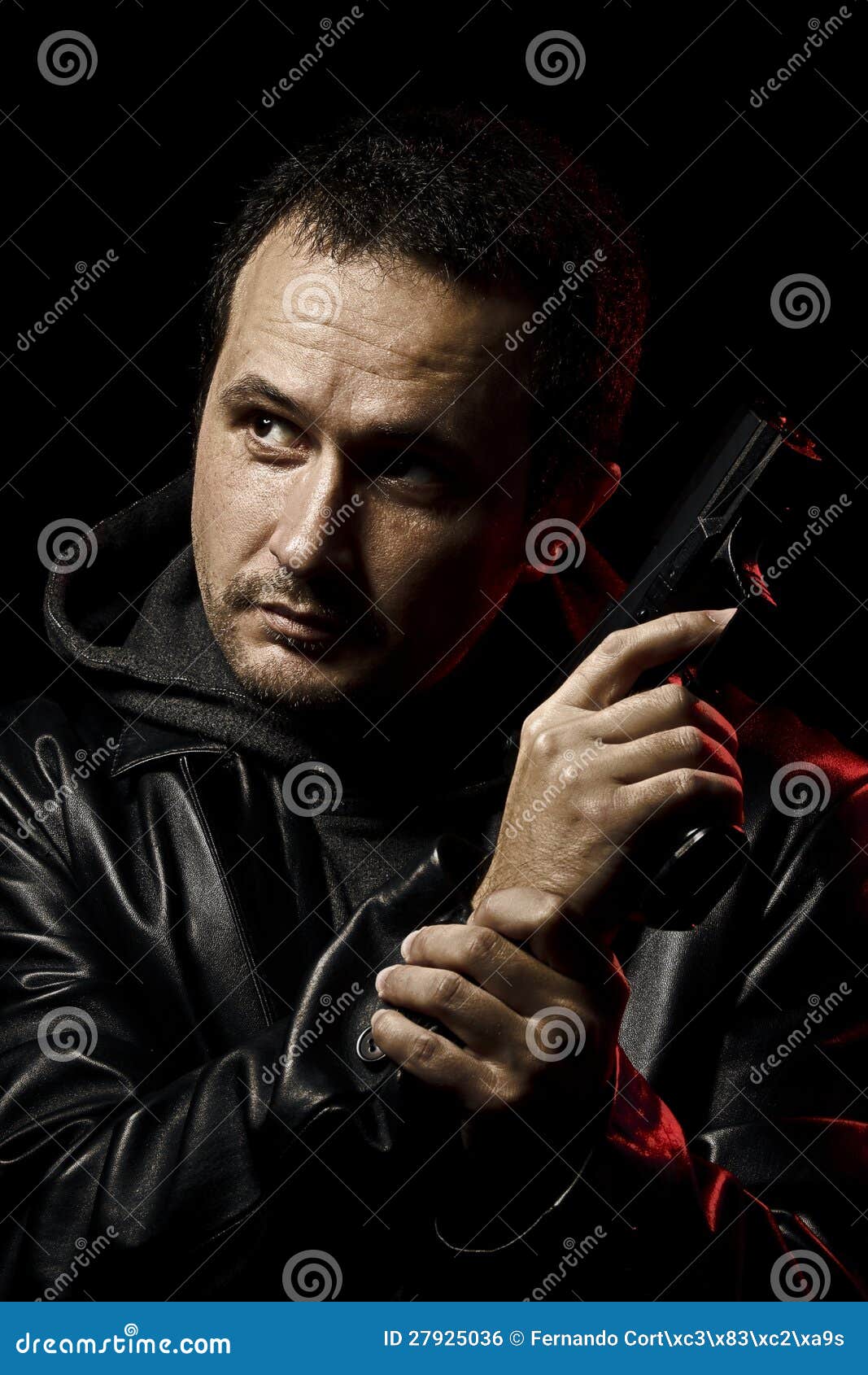 Homem Com Uma Arma Pronta Para Disparar Foto de Stock - Imagem de ...