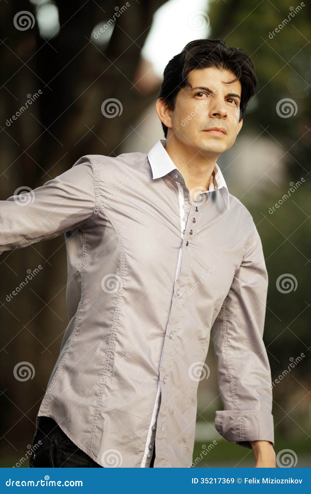 Homem com underarms suado imagem de stock. Imagem de macho - 35217369