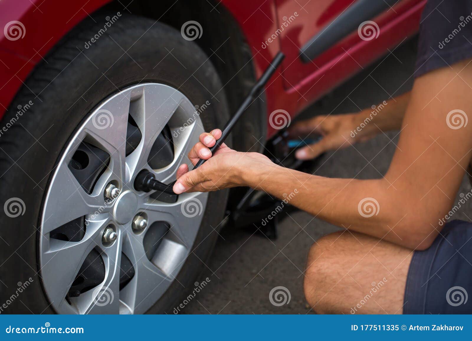 Homem Consertando a Roda Do Carro Na Estrada Imagem de Stock - Imagem ...