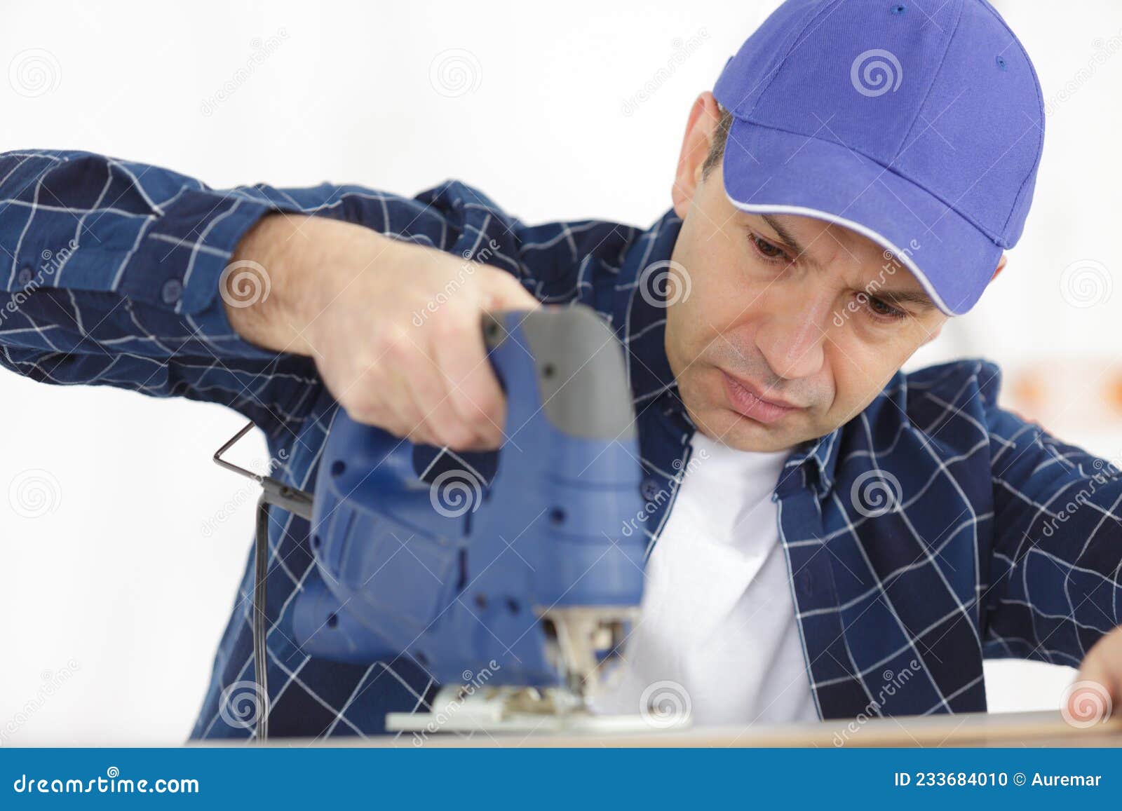 Homem Construindo Casa De Madeira Foto de Stock - Imagem de exterior ...