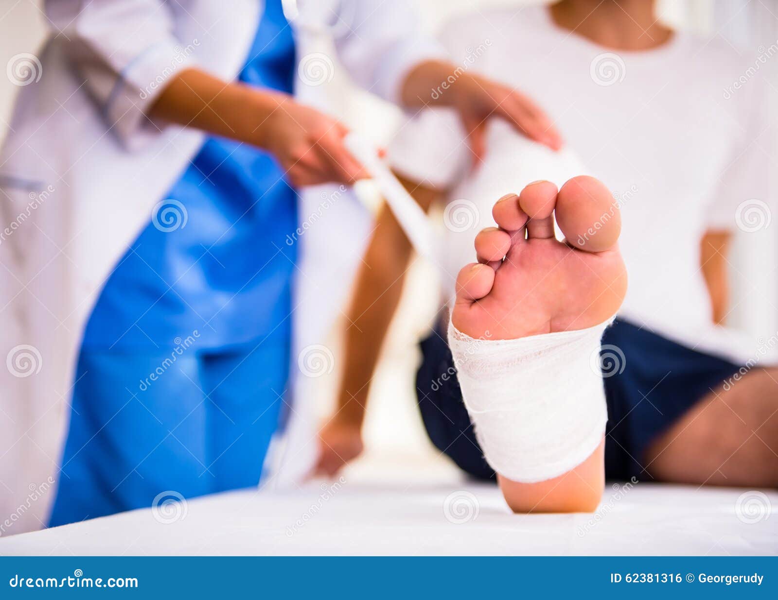 Homem De Ferimento No Doutor Foto de Stock - Imagem de emergência ...