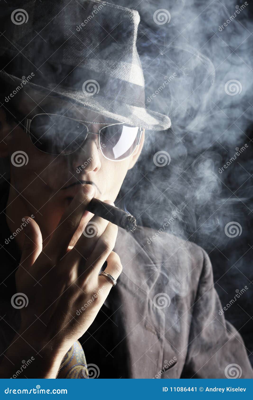 Homem de fumo imagem de stock. Imagem de fumo, fumar - 11086441