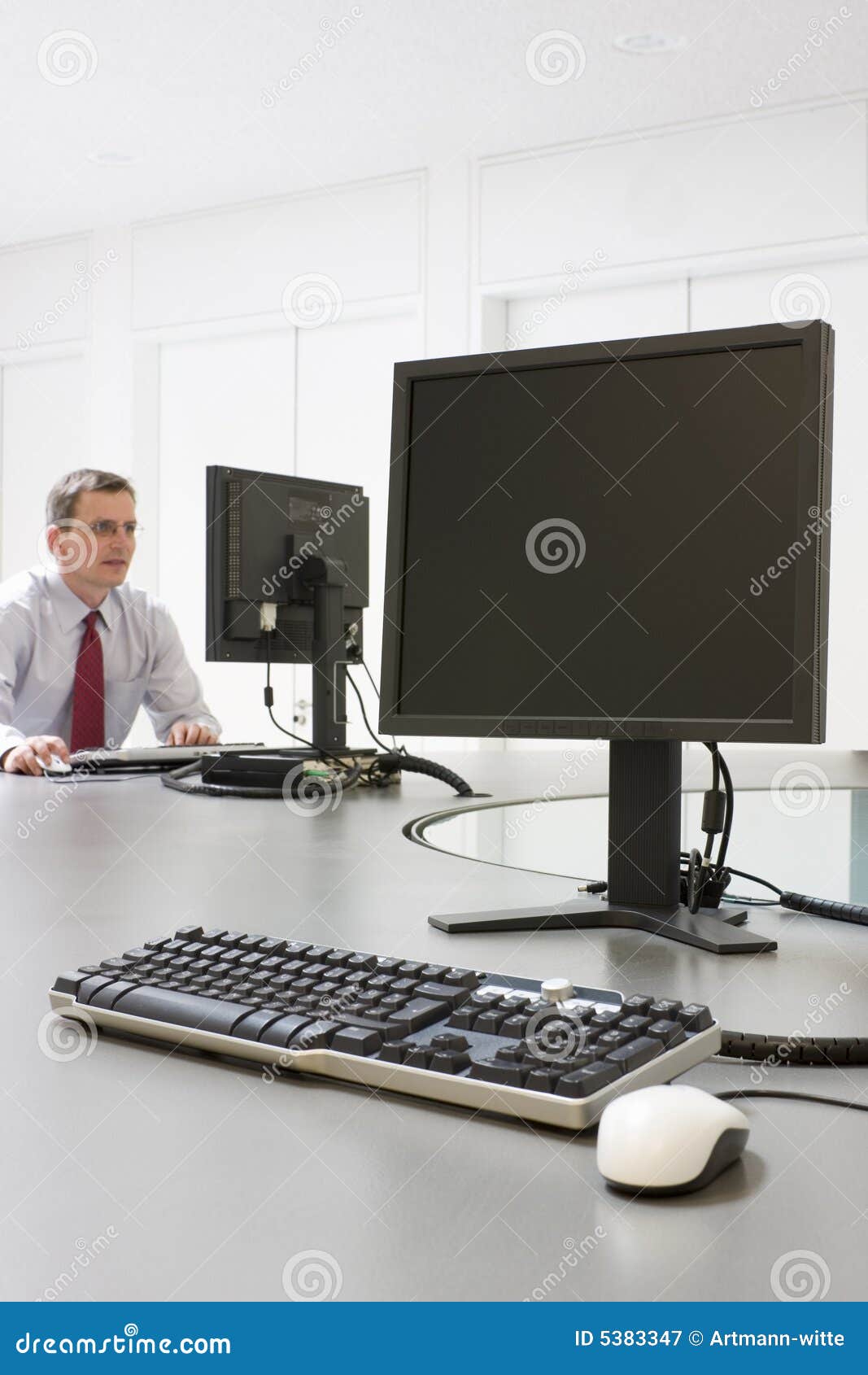 Homem De Negócios Que Trabalha Com Computador Imagem de Stock - Imagem ...
