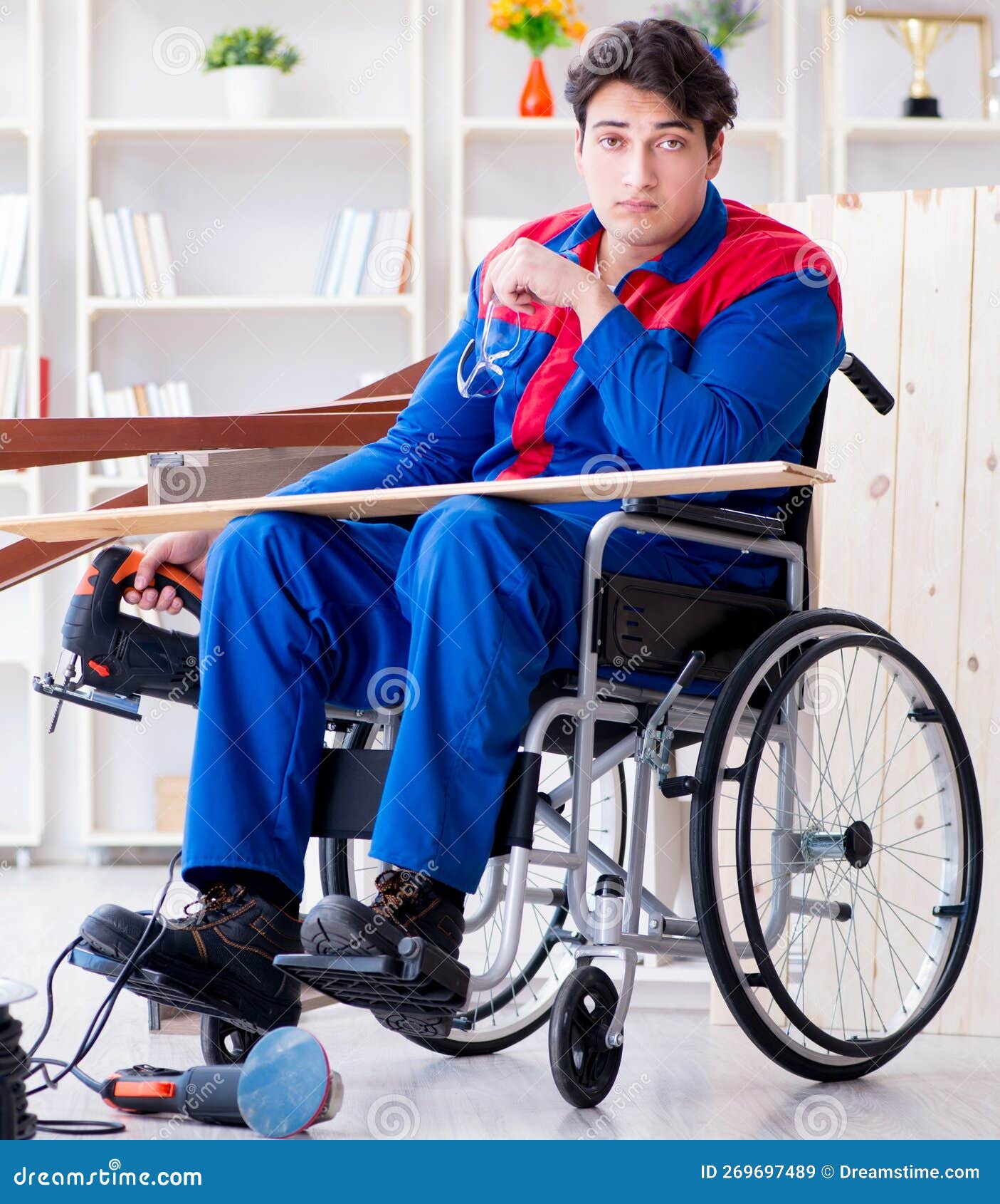 Homem Deficiente a Trabalhar Com Serra Circular Imagem de Stock ...