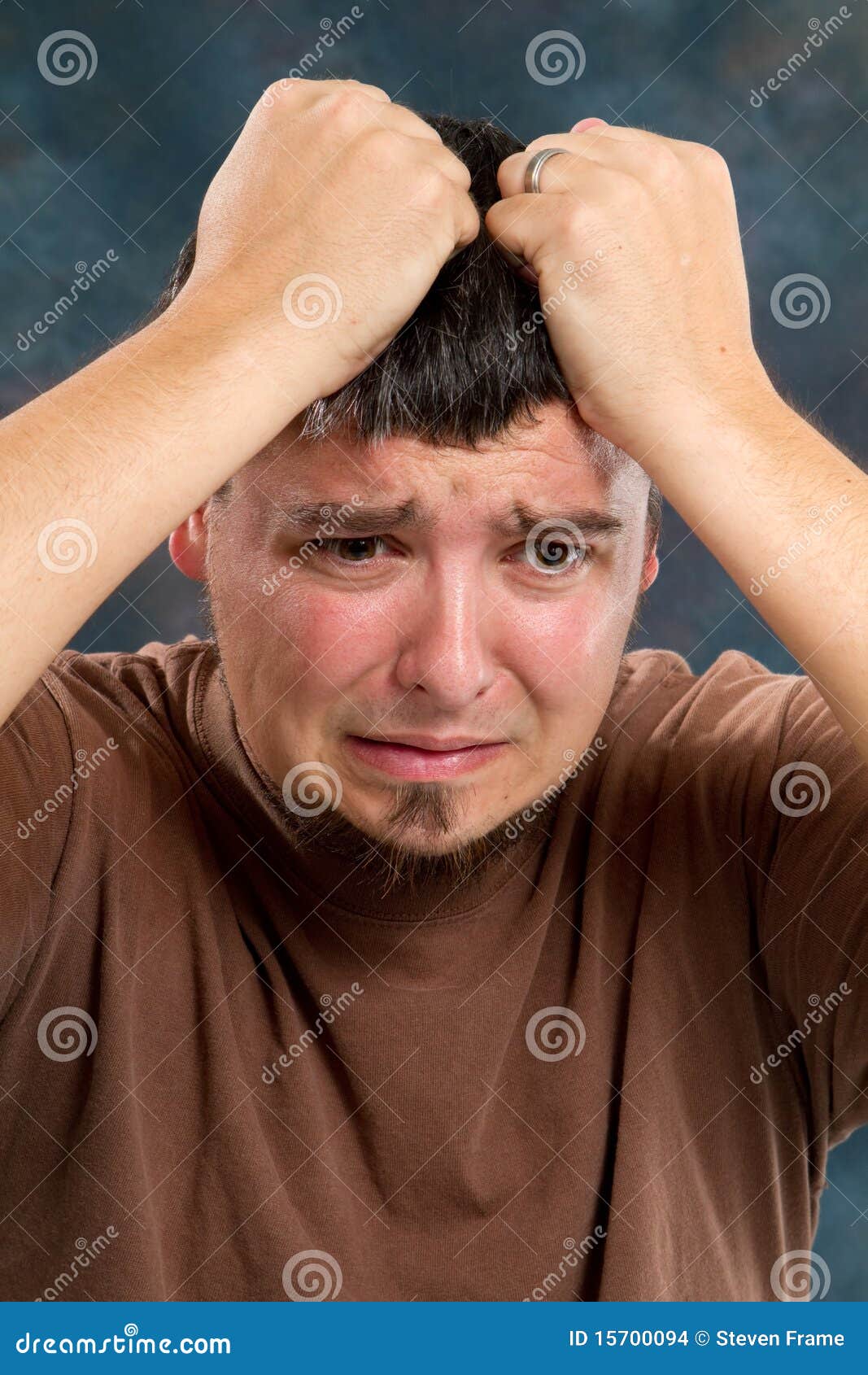 Homem desesperado foto de stock. Imagem de preocupado - 15700094