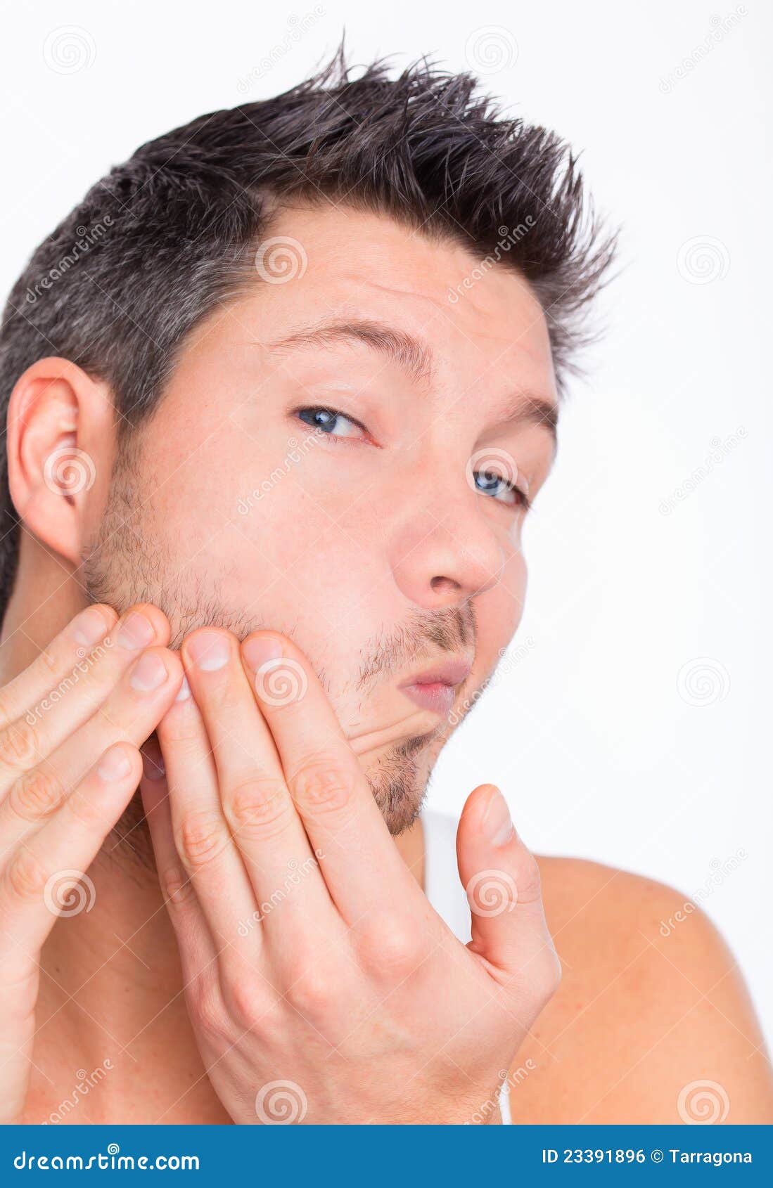 Homem do cuidado de pele foto de stock. Imagem de creme - 23391896