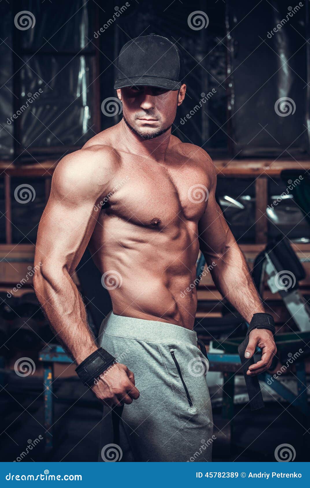 Homem Do Músculo Que Está Levantando Imagem de Stock - Imagem de modelo ...