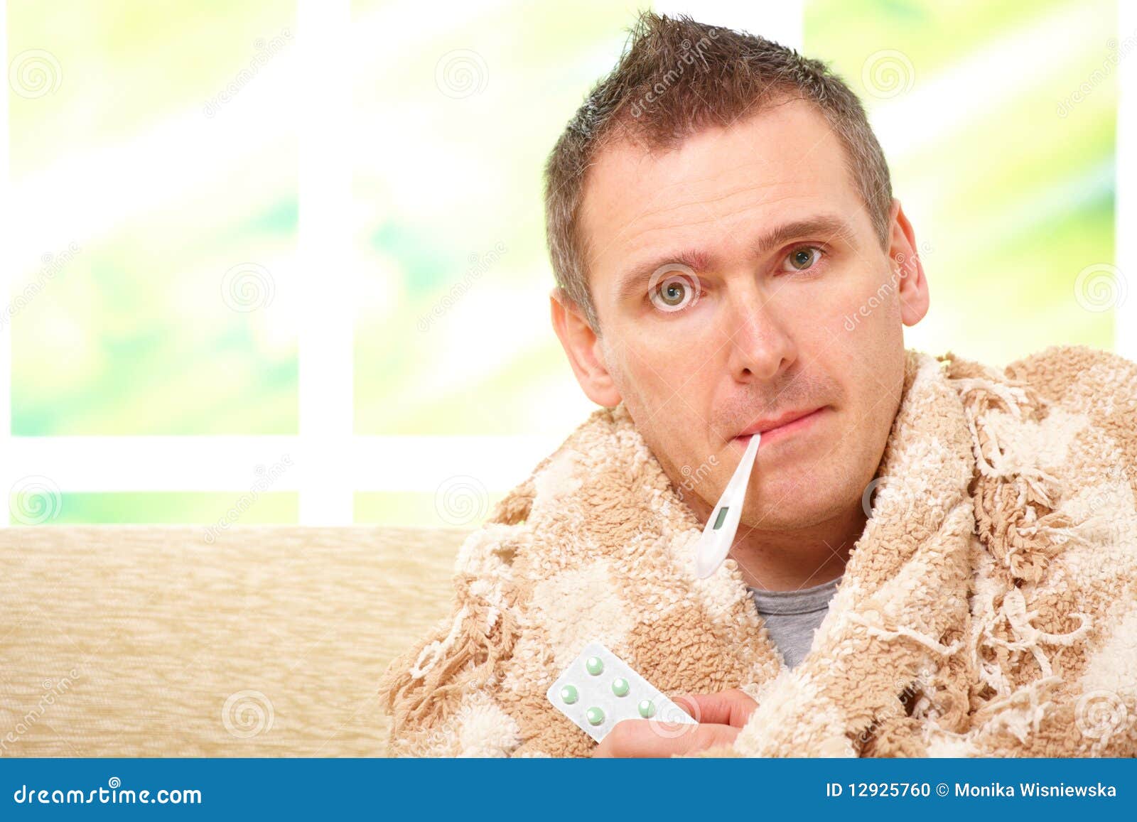 Homem doente com uma febre foto de stock. Imagem de pessoa - 12925760