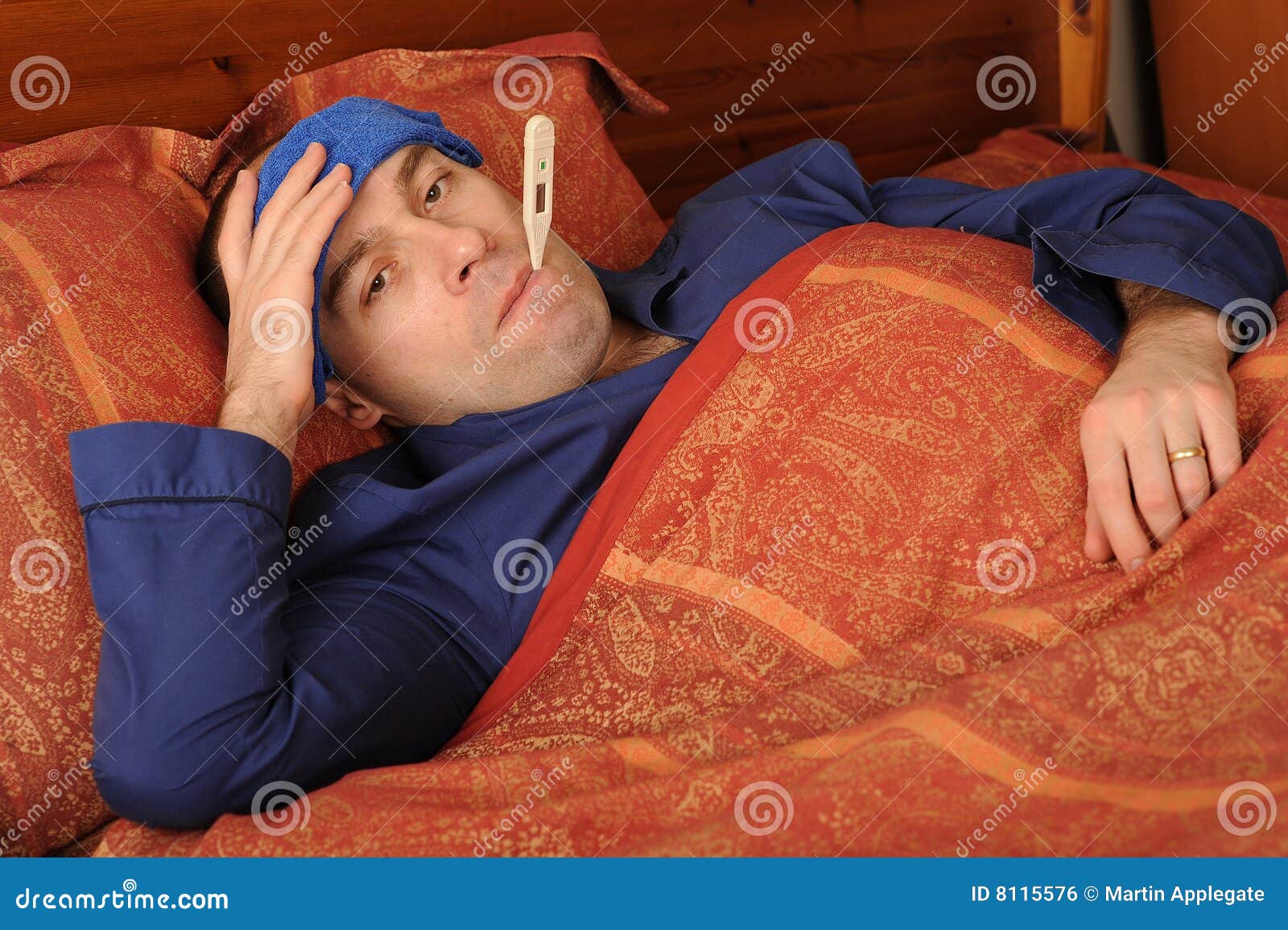 Homem doente na cama foto de stock. Imagem de febre, doente - 8115576